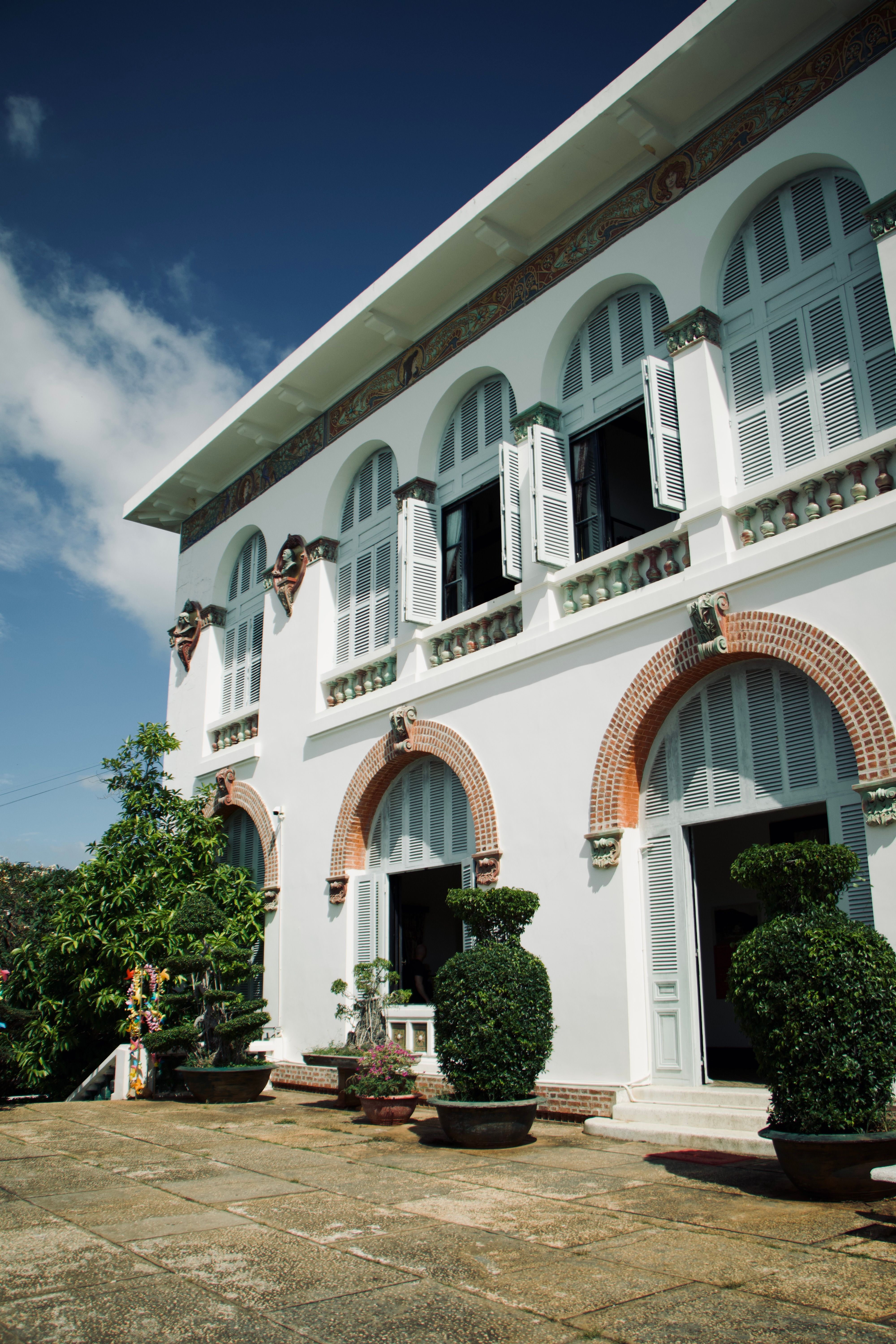 Elegant Colonial Style Building Exterior on Sunny Day · Free Stock Photo