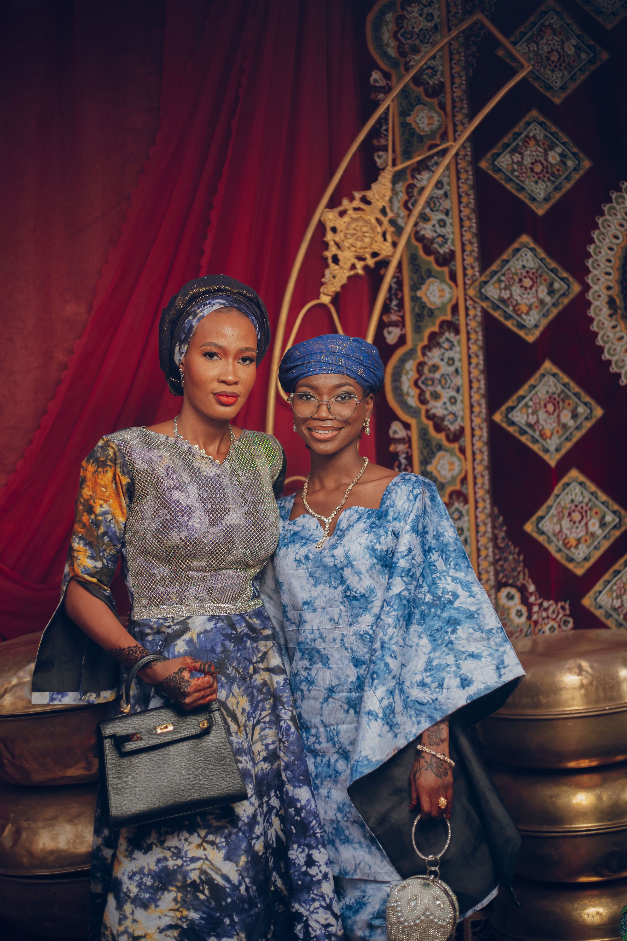 Mujeres Elegantes Con Atuendos Tradicionales Africanos · Foto de stock ...
