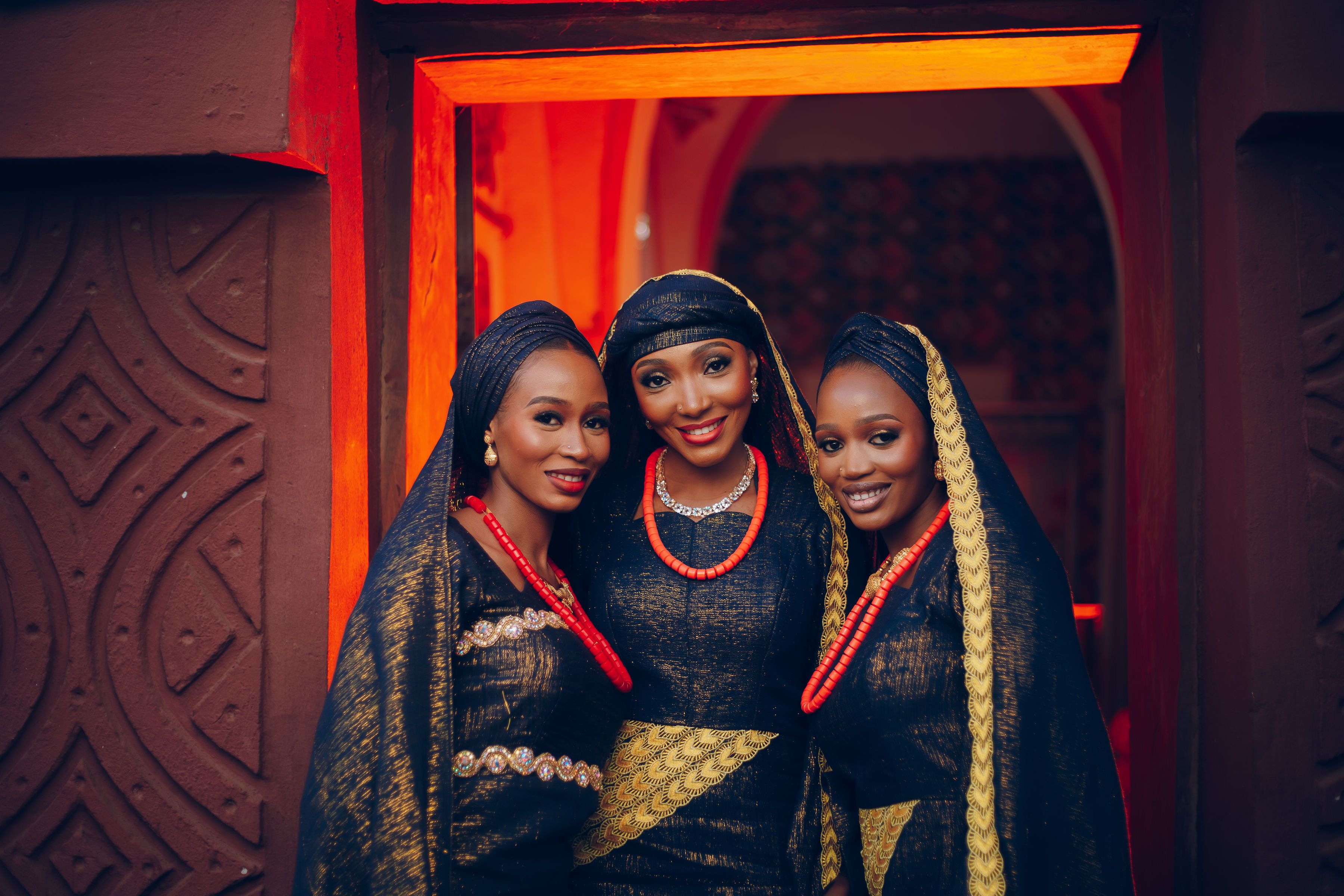 Tres Mujeres Con Atuendos Tradicionales Africanos · Foto de stock gratuita