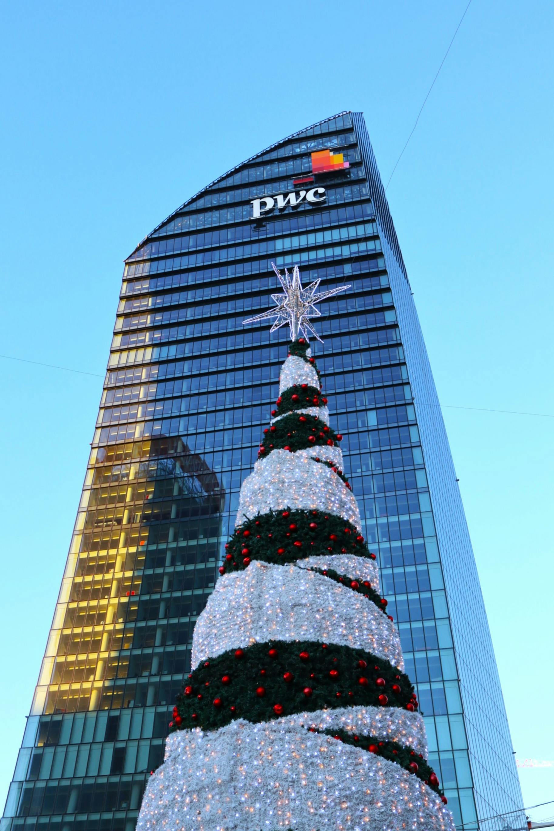 Christmas Tree in Front of PwC Skyscraper, Milan · Free Stock Photo