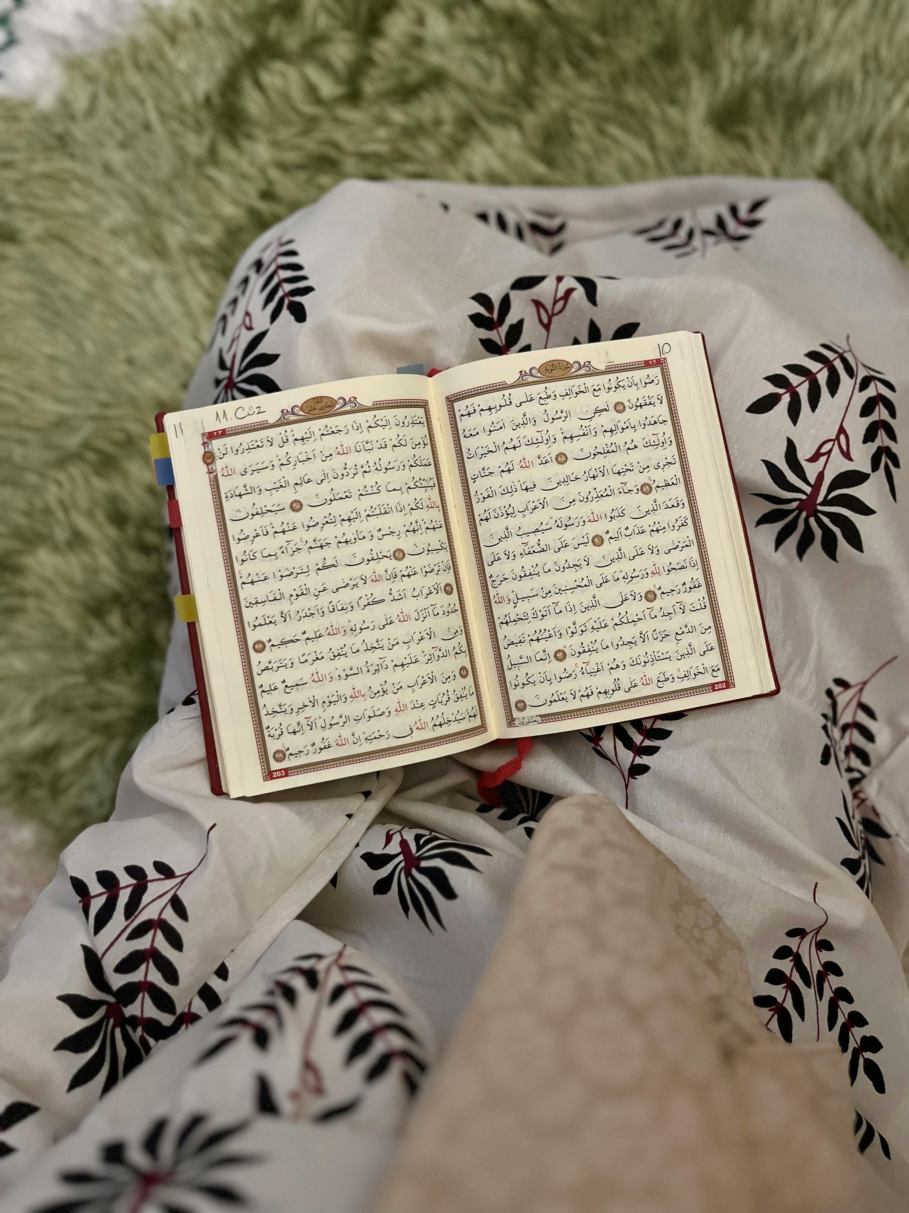 Libro Del Corán Abierto Sobre Fondo De Tela Estampada · Foto de stock ...