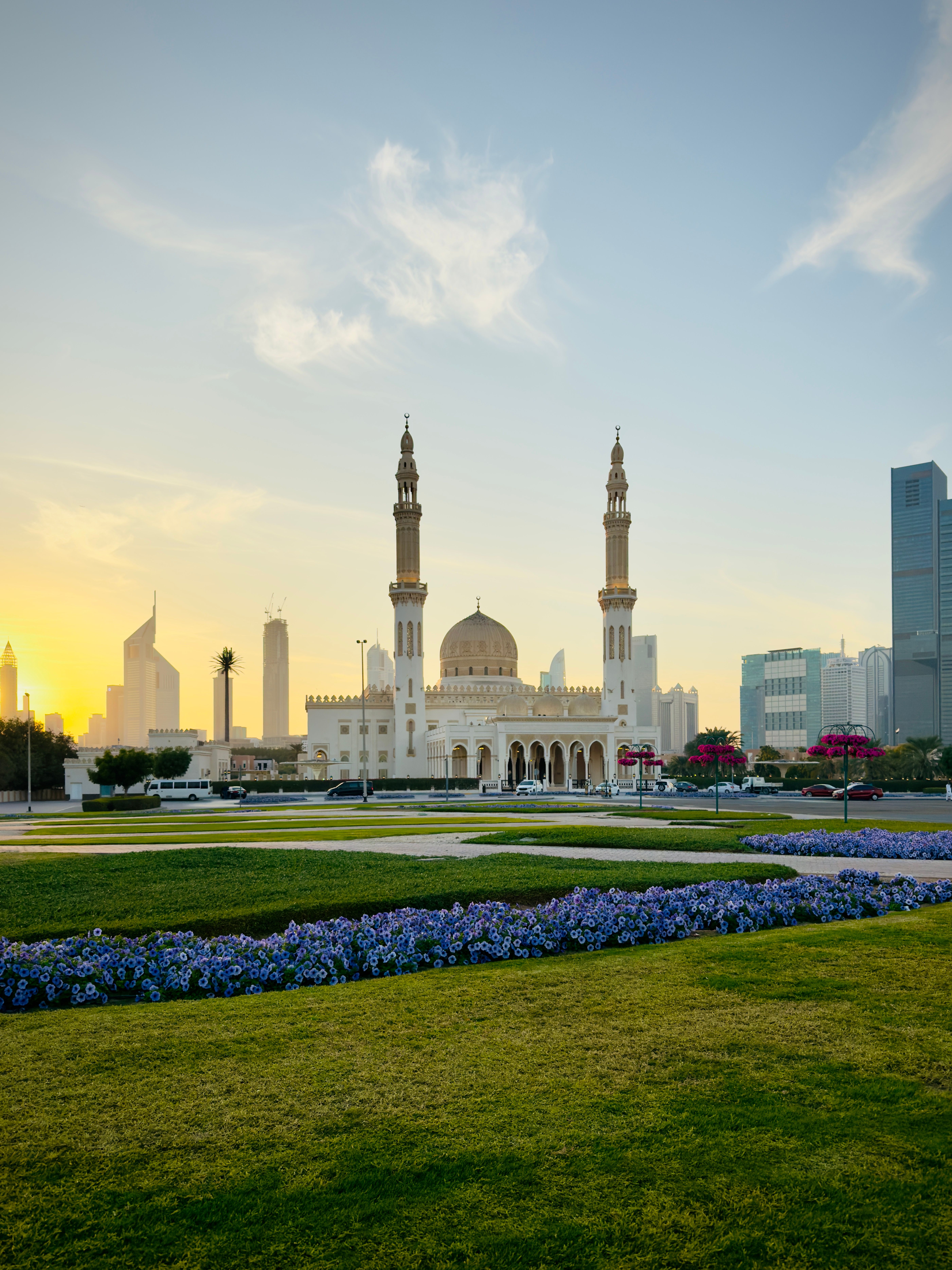 Masjid Indah Saat Matahari Terbenam Di Cakrawala Kota Dubai · Foto Stok ...