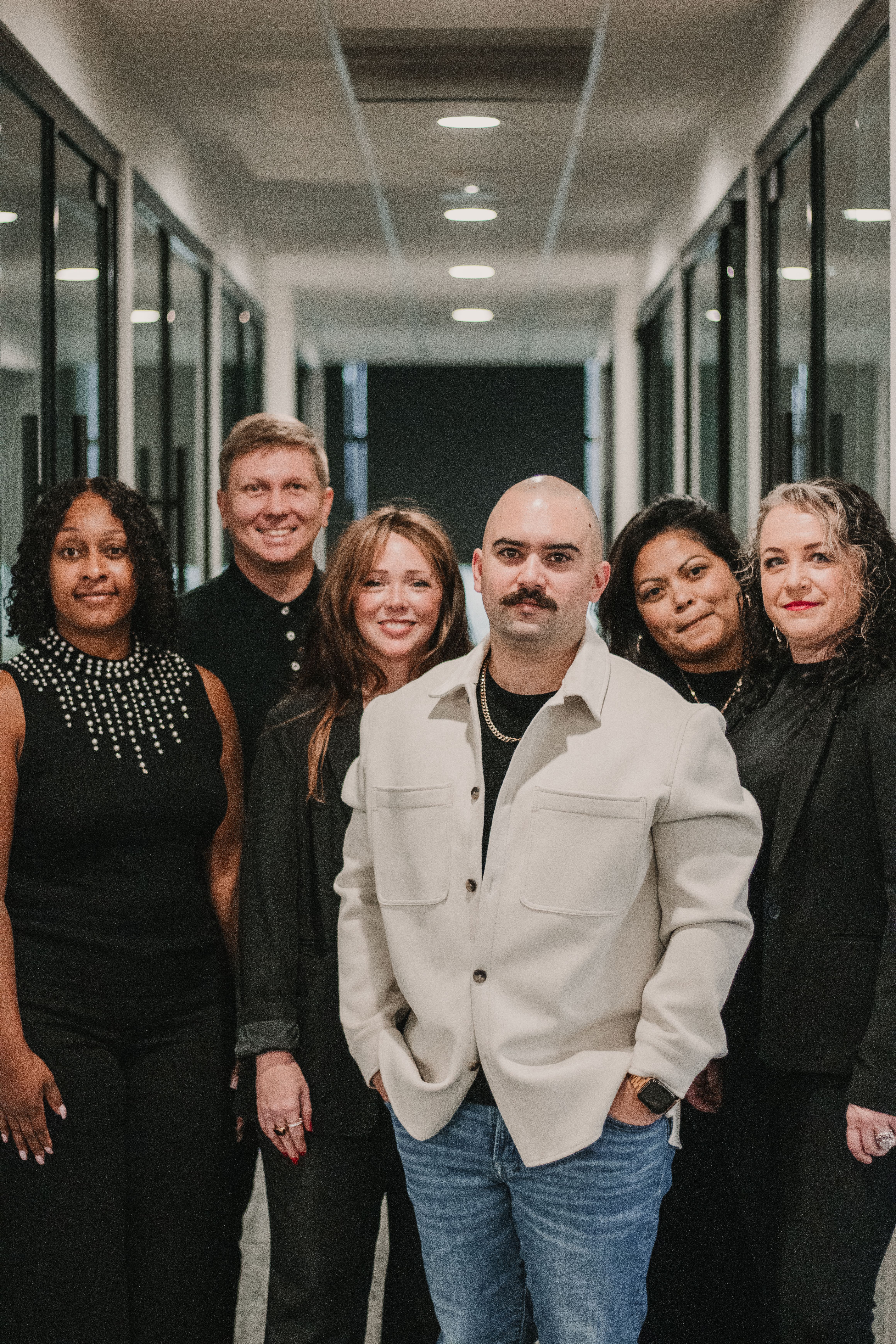 Equipo Inmobiliario Profesional En Entorno De Oficina Urbana · Foto de ...