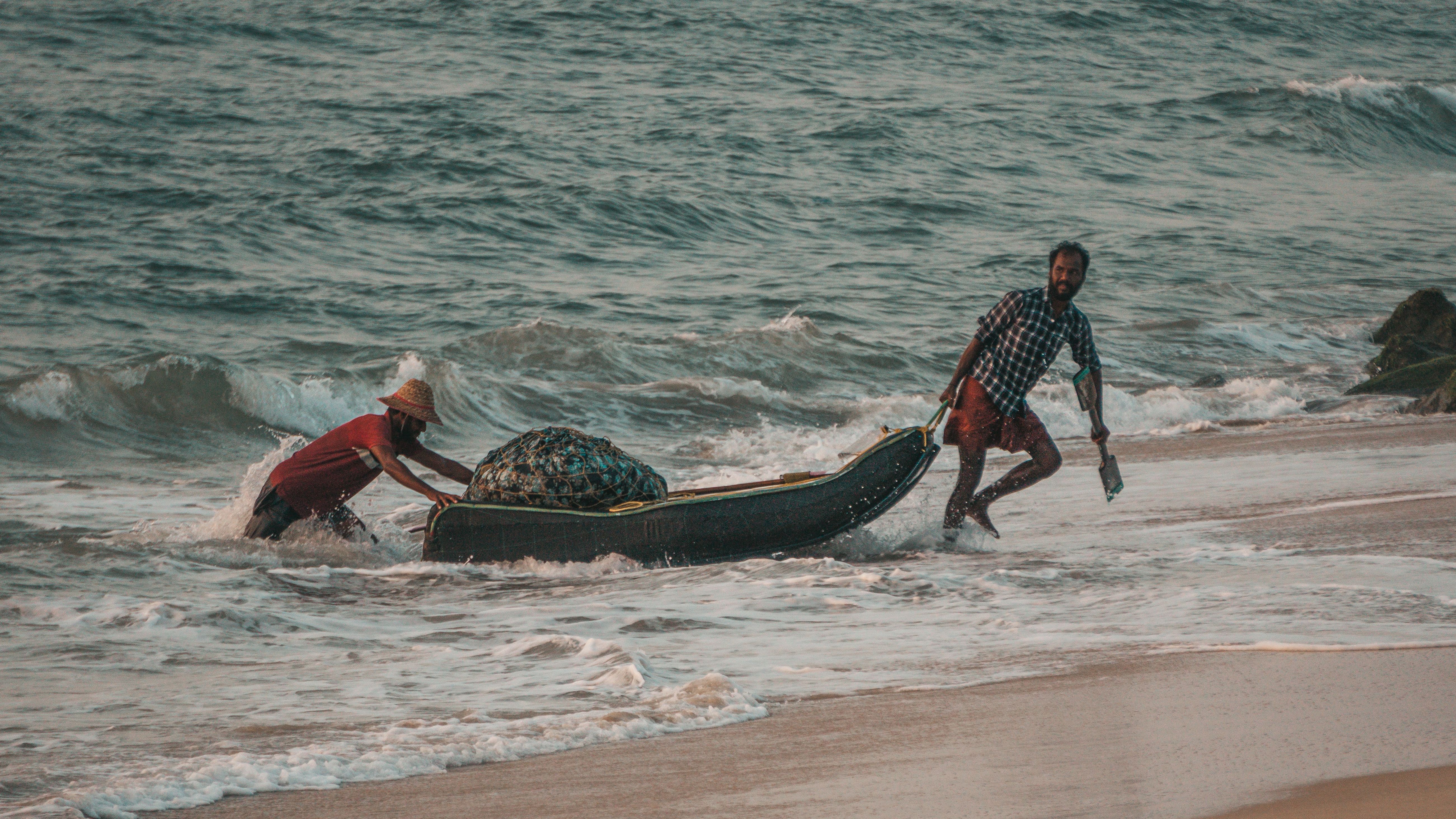 Pescadores Arrastrando Un Barco Hasta La Orilla En La Playa · Foto de ...