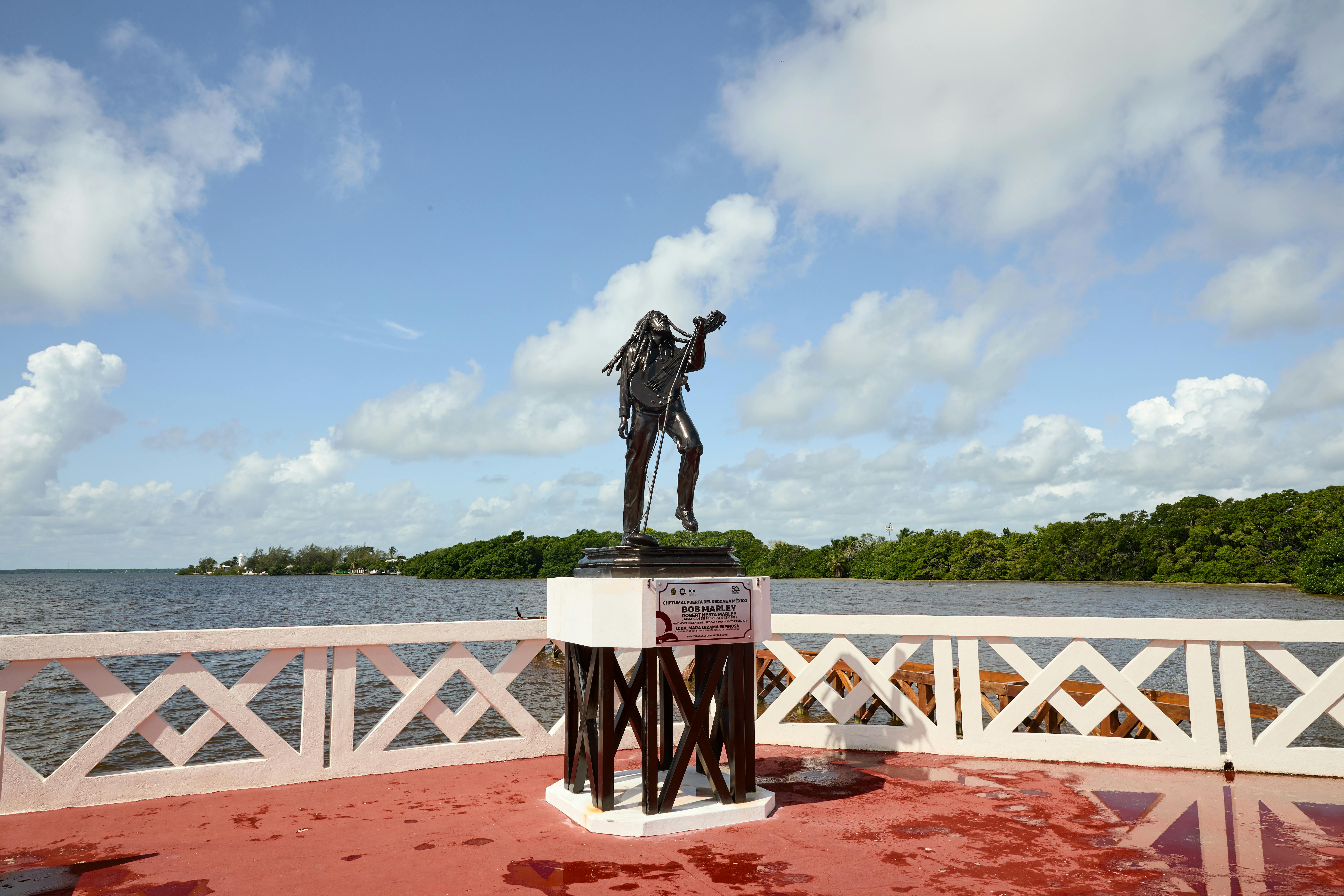 Estátua De Bob Marley Com Vista Para A Baía De Chetumal, No México ...