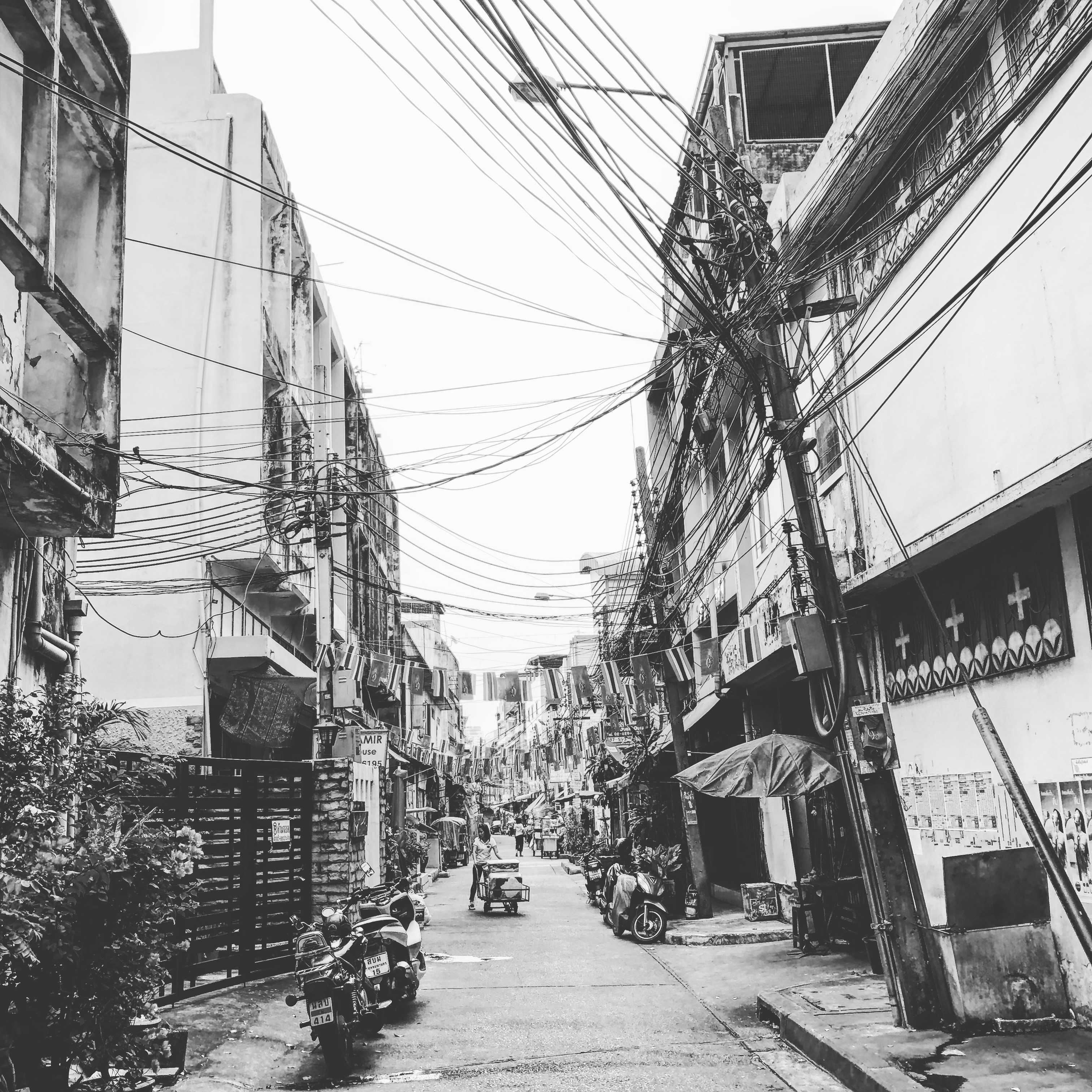Urban Street View with Overhead Wires · Free Stock Photo