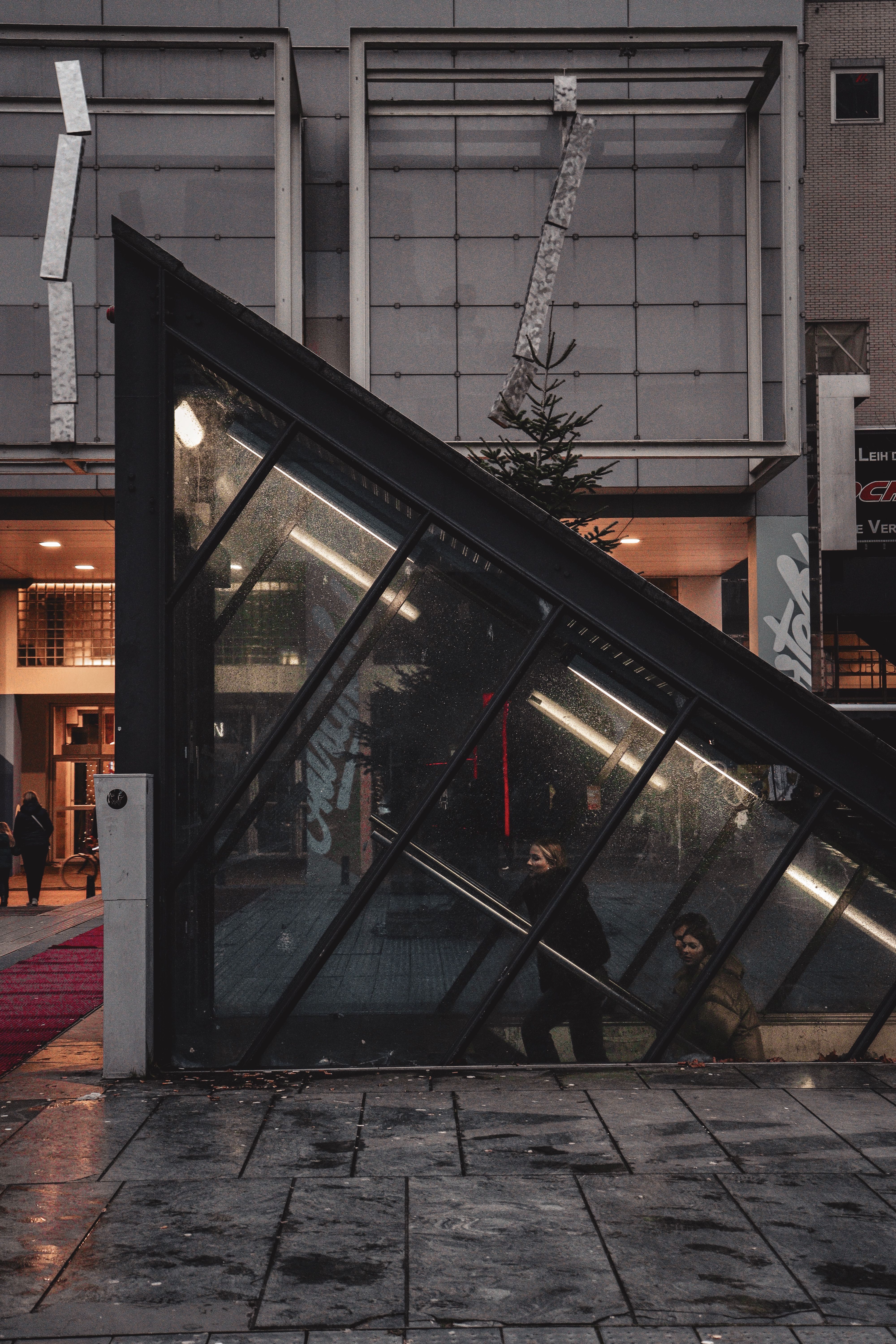 Urban scene with unique glass architecture · Free Stock Photo