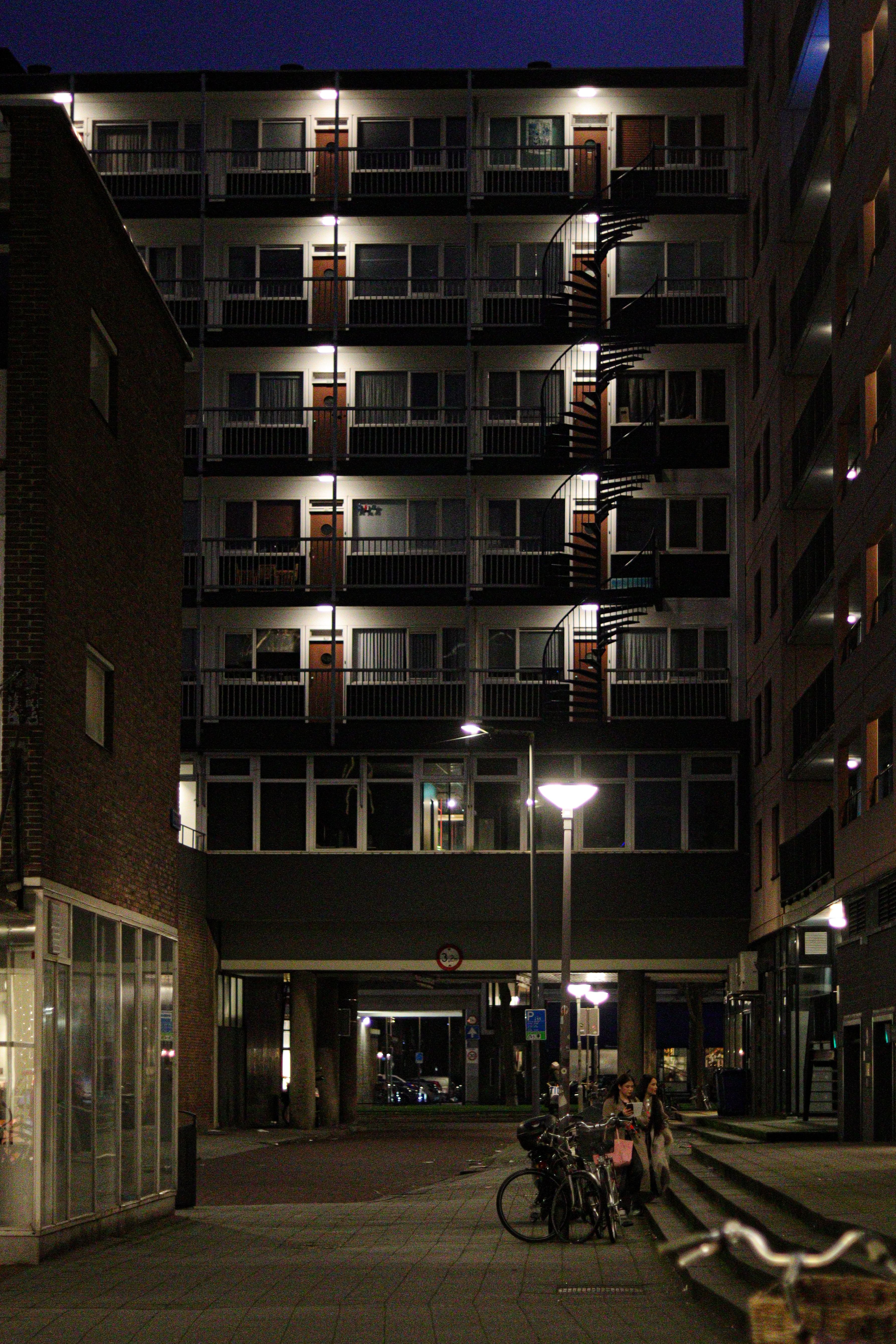 Urban Night Scene with Illuminated Building · Free Stock Photo
