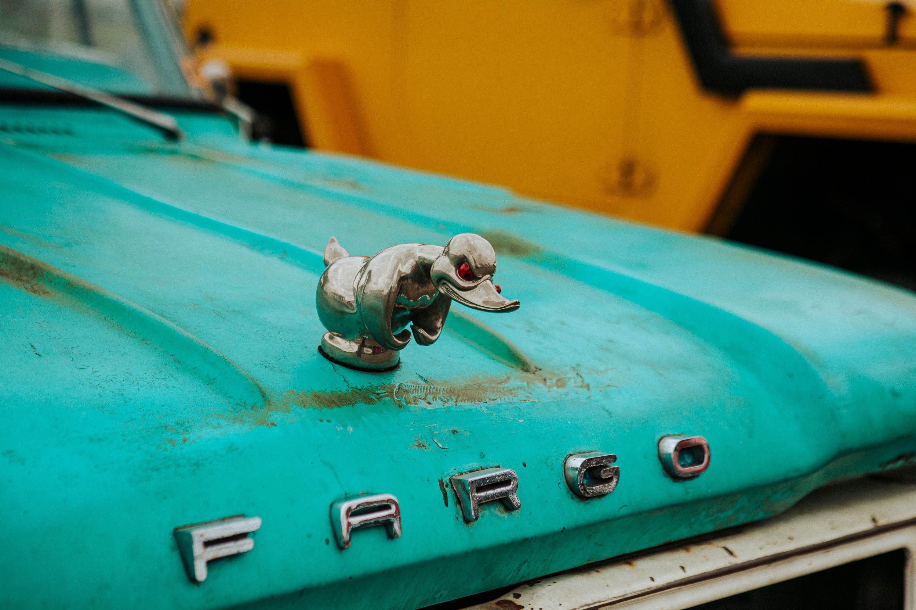Capó De Camión Fargo Vintage Con Adorno De Pato · Foto de stock gratuita