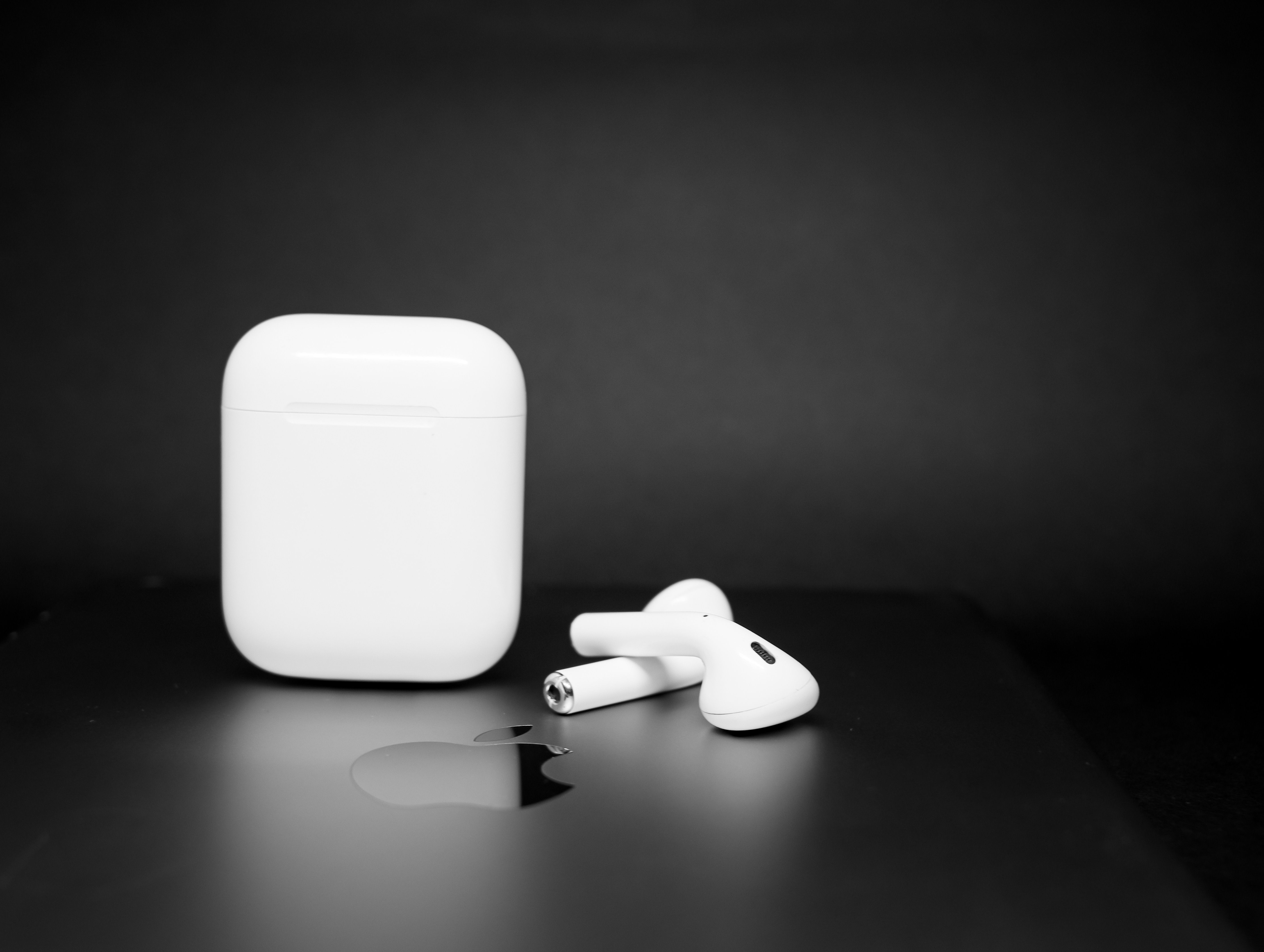 Écouteurs Sans Fil Minimalistes Sur Surface Noire · Photo gratuite