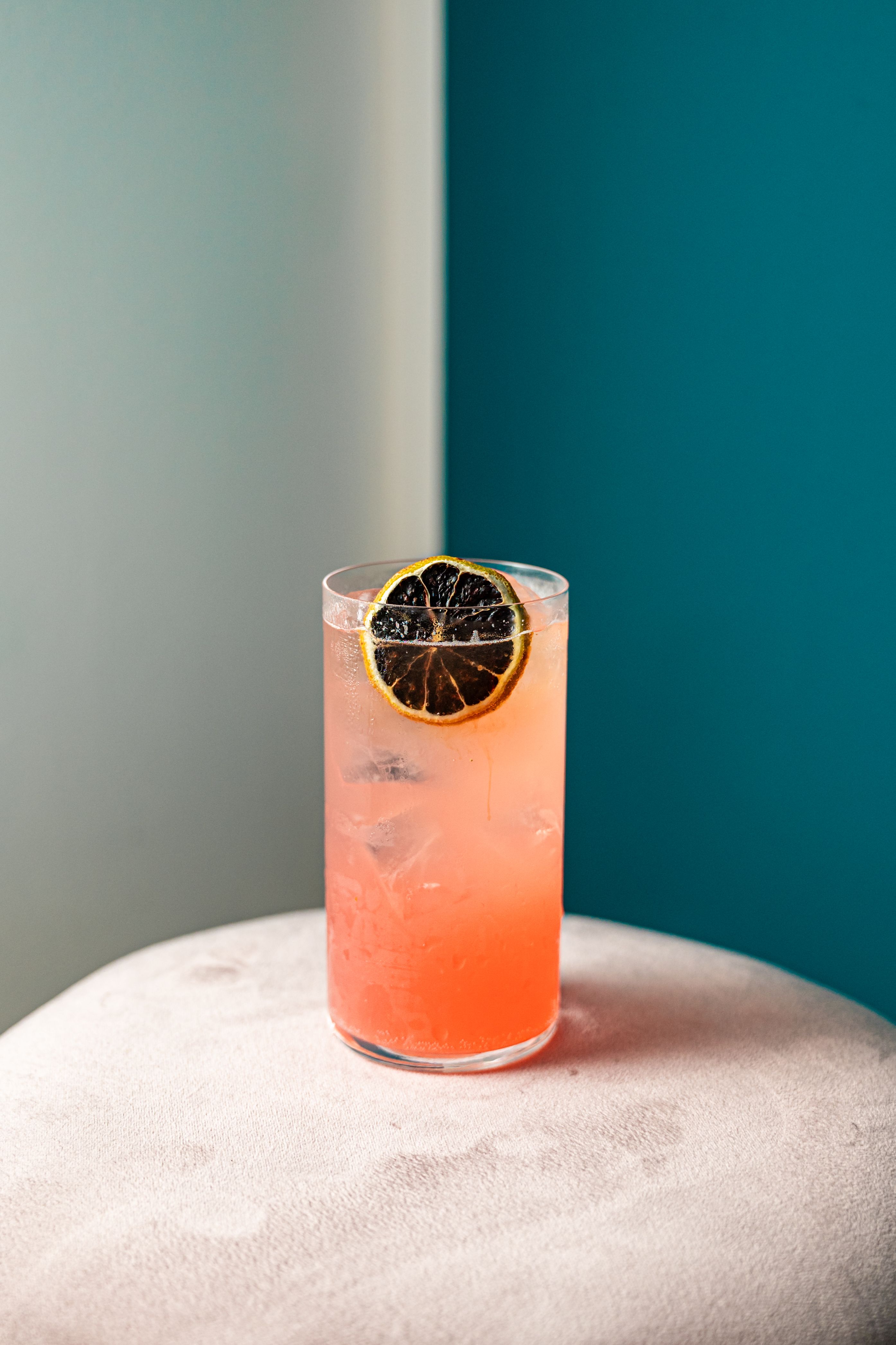 Elegant Cocktail Glass with Lemon Slice · Free Stock Photo