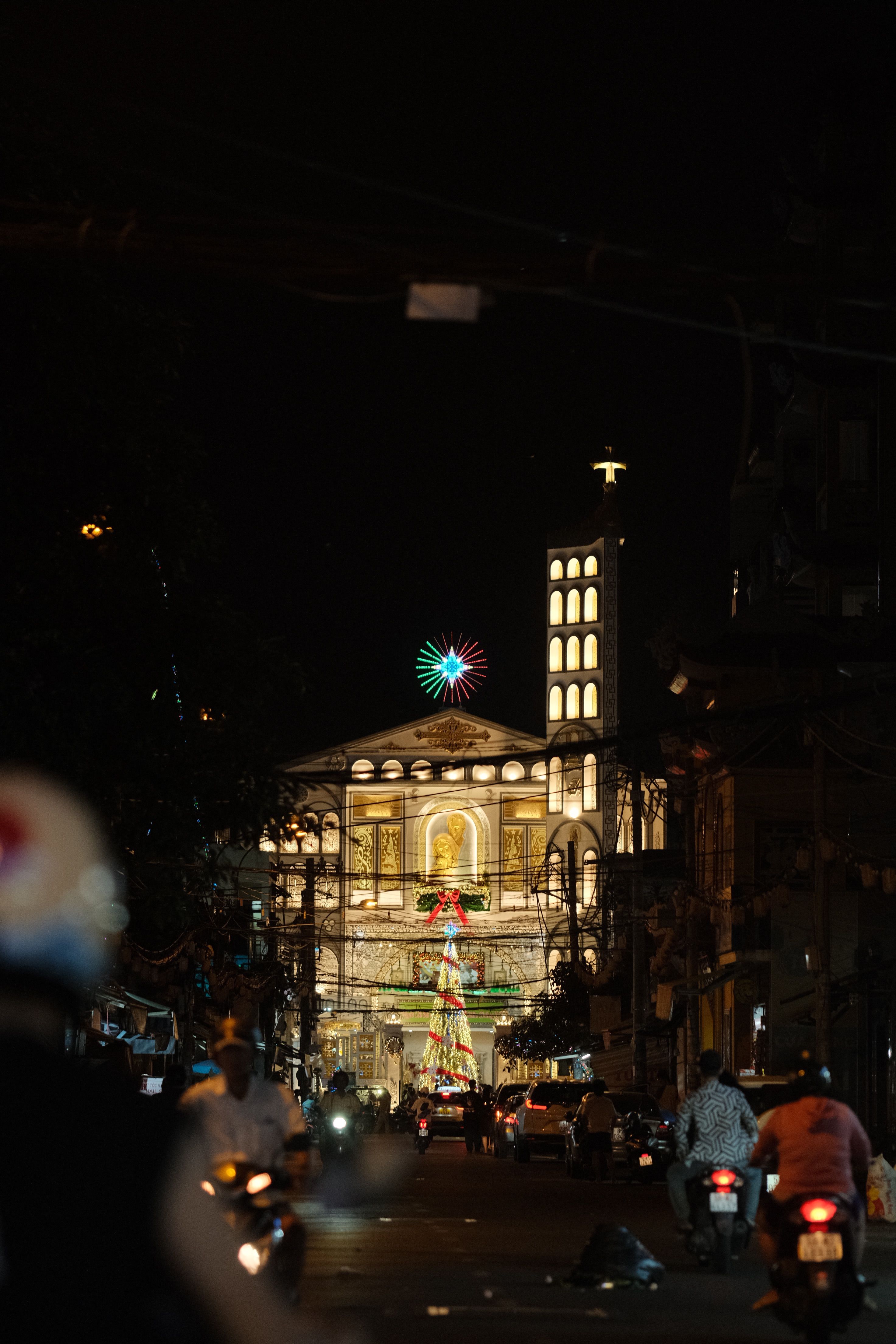 Pemandangan Jalan Katedral Yang Terang Di Malam Hari · Foto Stok Gratis