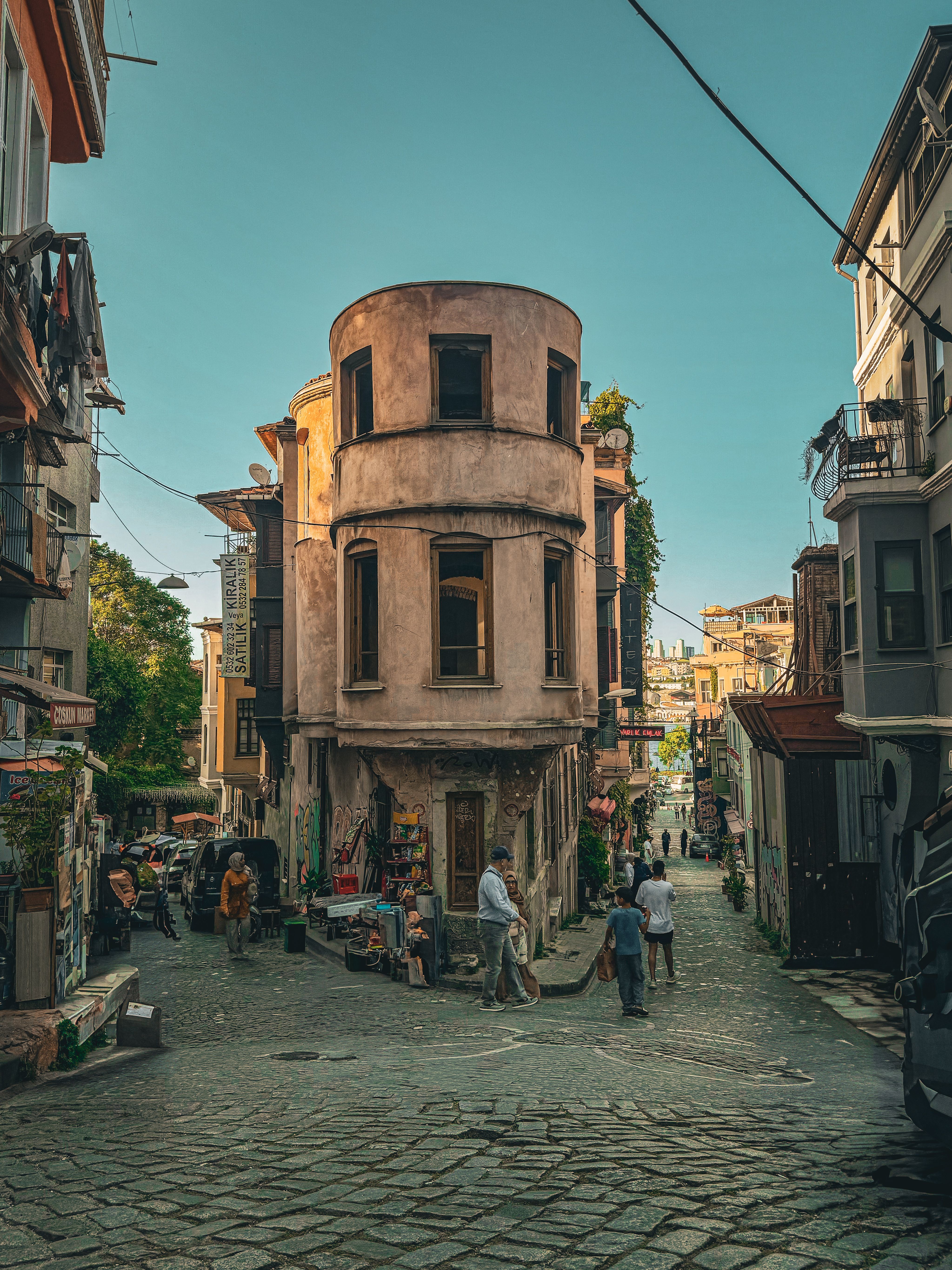 Charming Street Scene in Istanbul, Türkiye · Free Stock Photo