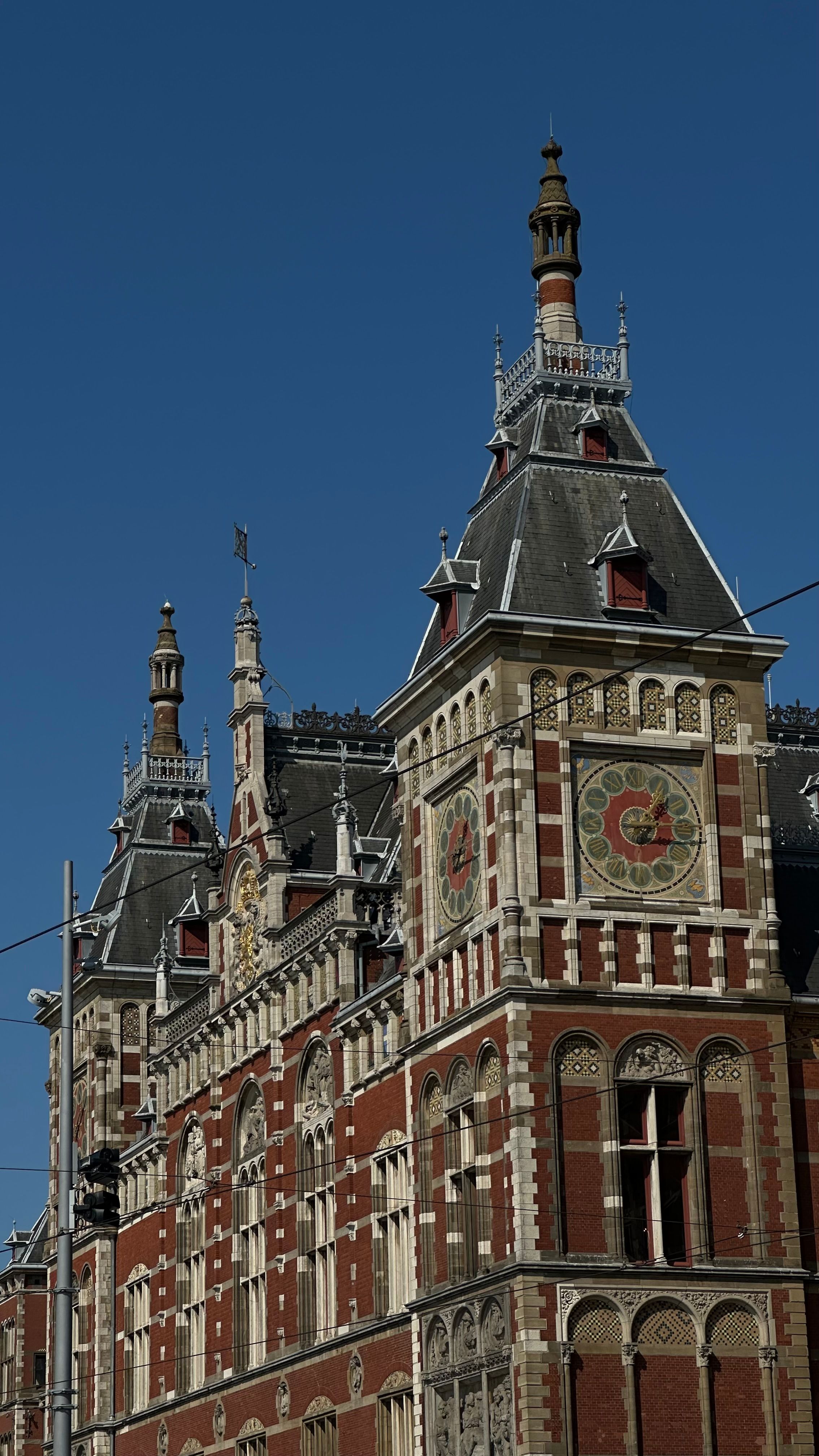 Historic European Building with Ornate Architecture · Free Stock Photo