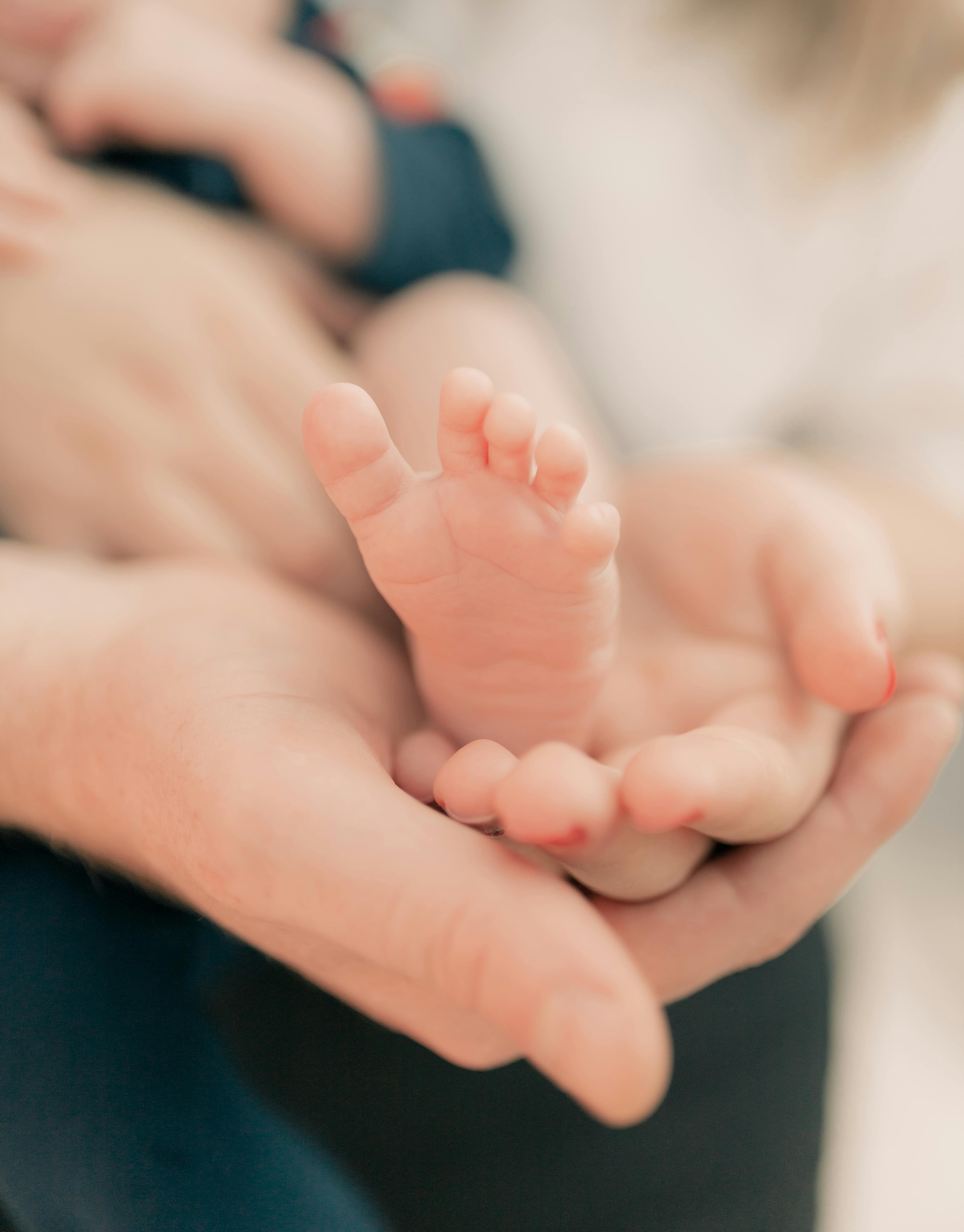 Un Momento Tierno Con El Piecito Del Bebé · Foto de stock gratuita