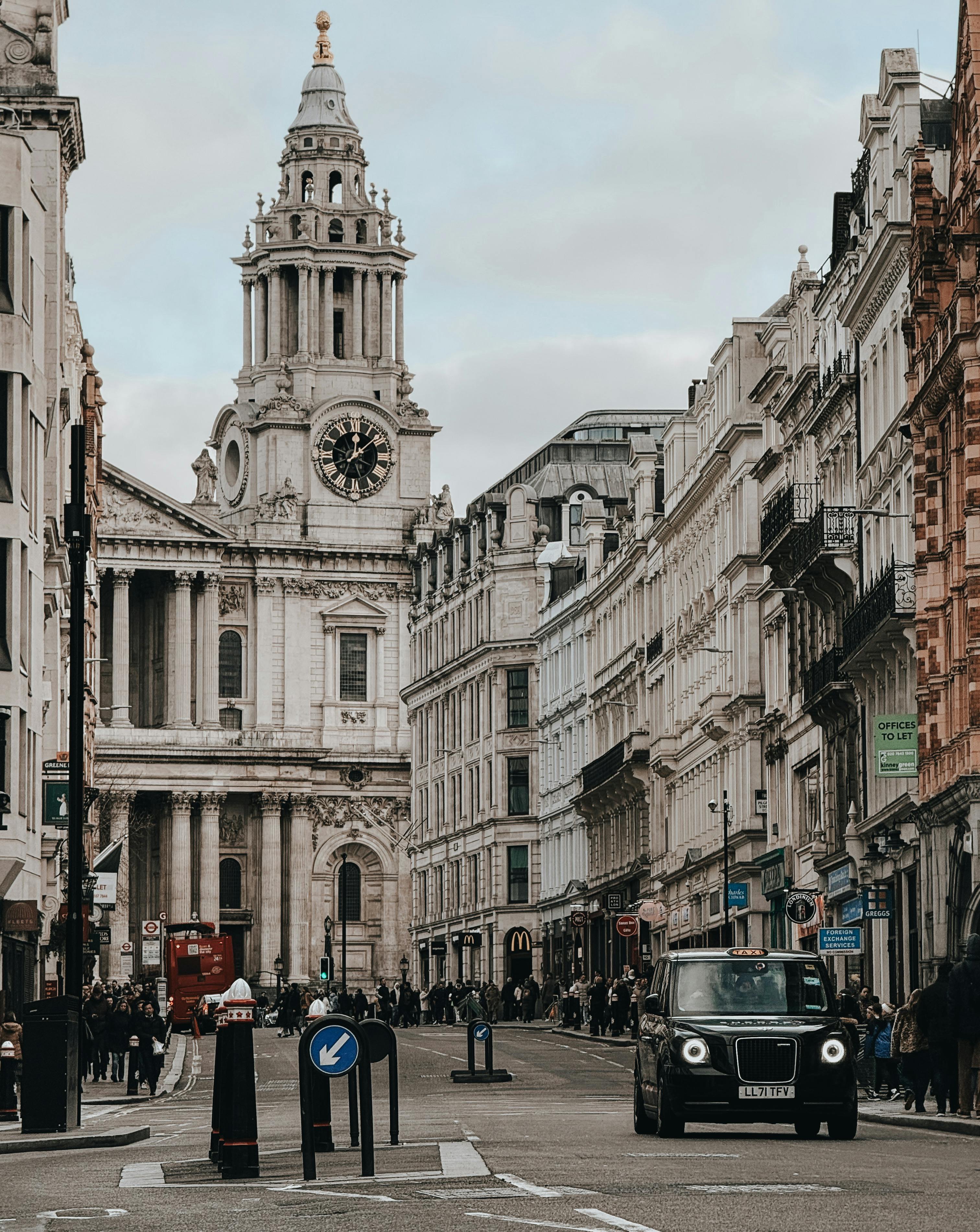 Iconic St. Paul's Cathedral on Bustling London Street · Free Stock Photo