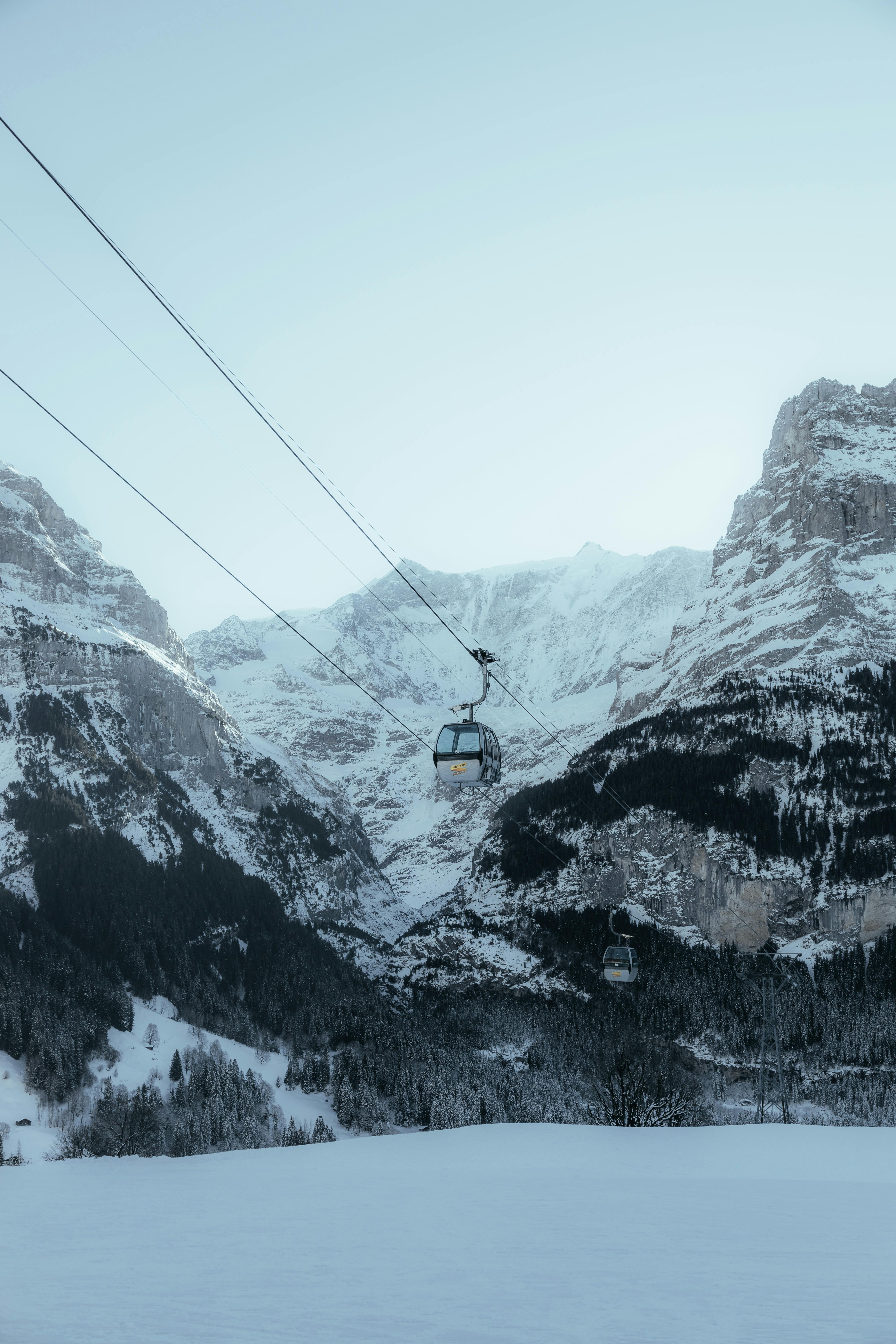 Teleférico Sobre Montanhas Alpinas Nevadas No Inverno · Foto ...