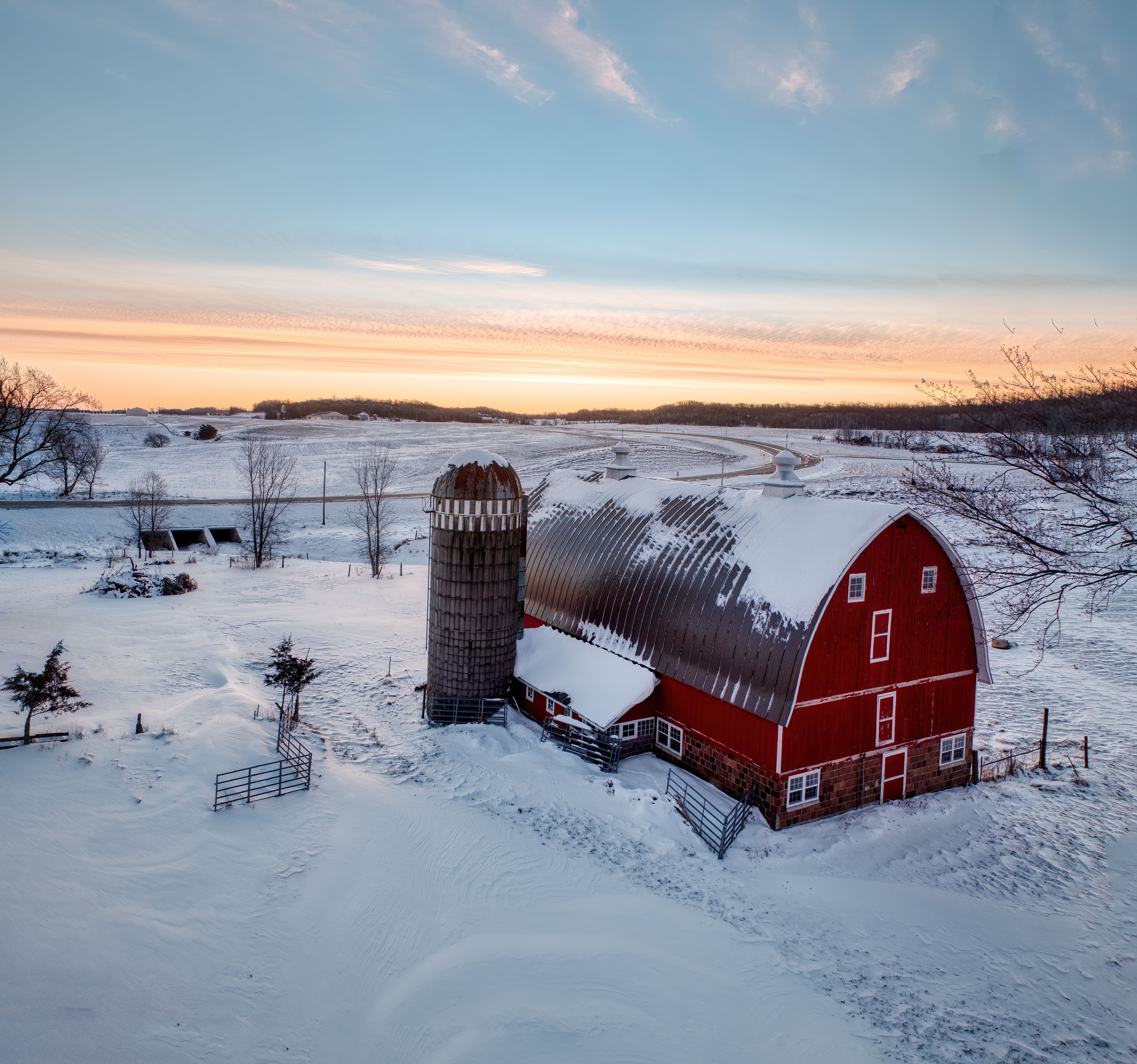 Snow-Covered Barn in Minnesota at Sunrise · Free Stock Photo
