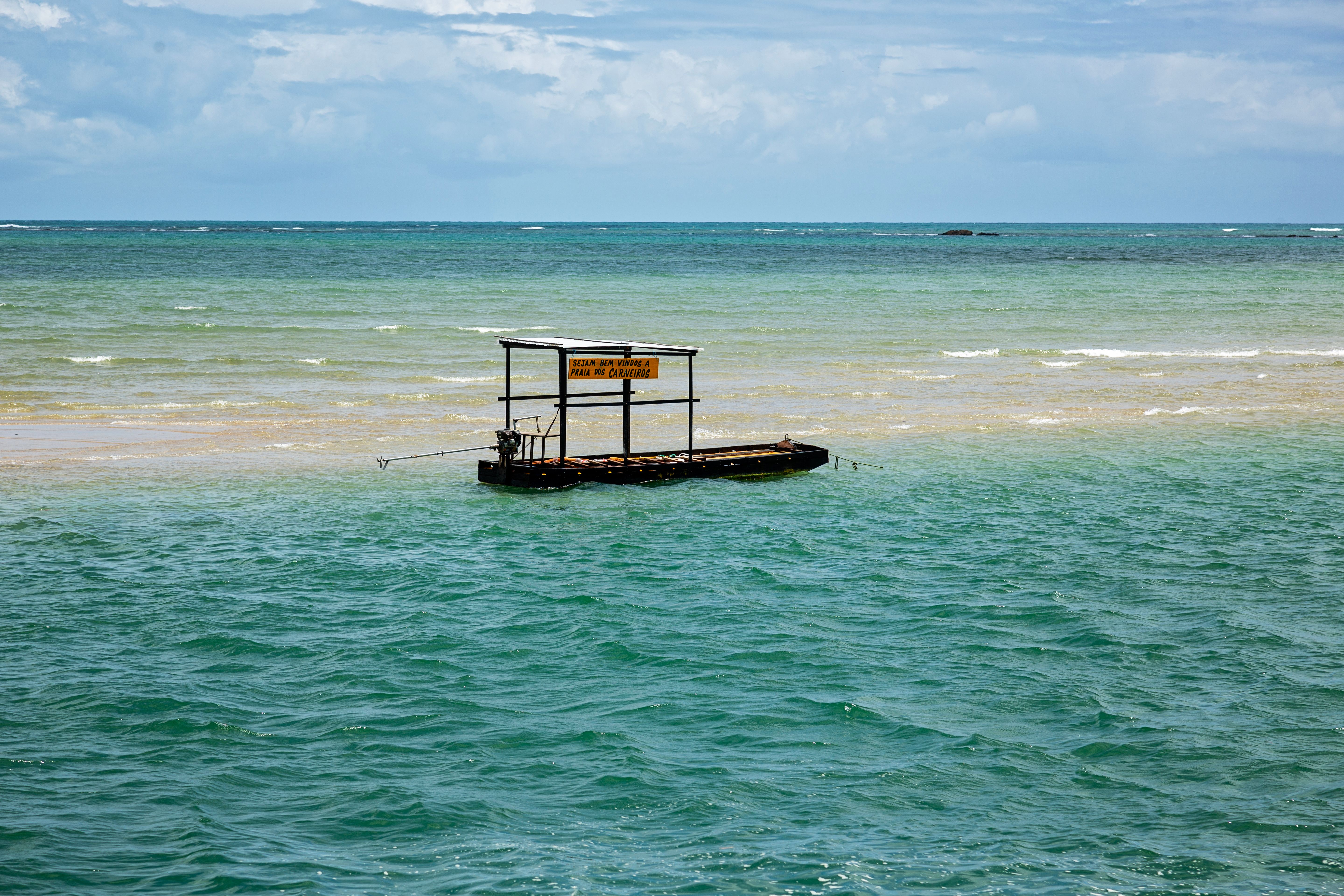 Balsa Rústica En Aguas Cristalinas Del Océano · Foto de stock gratuita