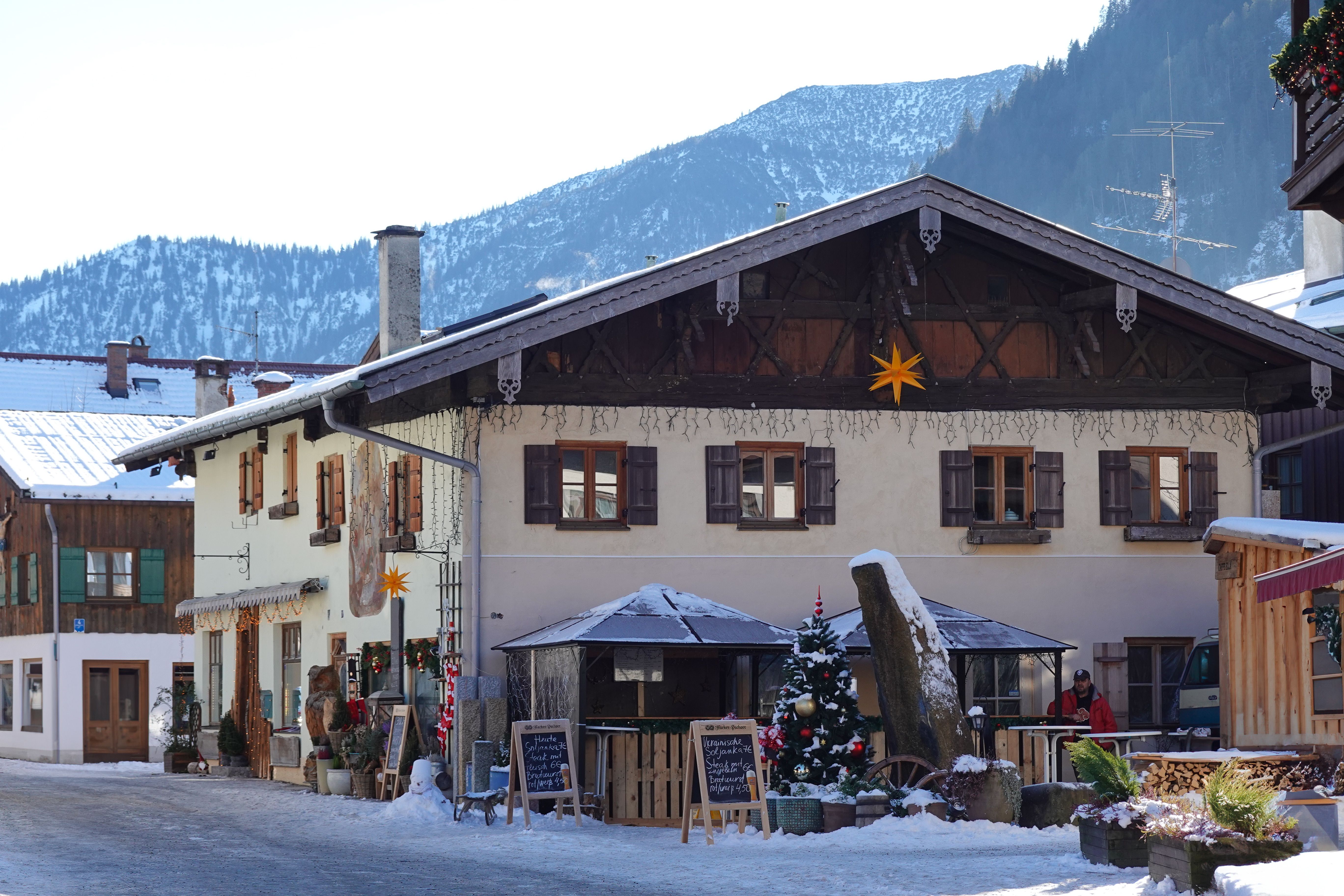 Charming Alpine Village in Winter Setting · Free Stock Photo