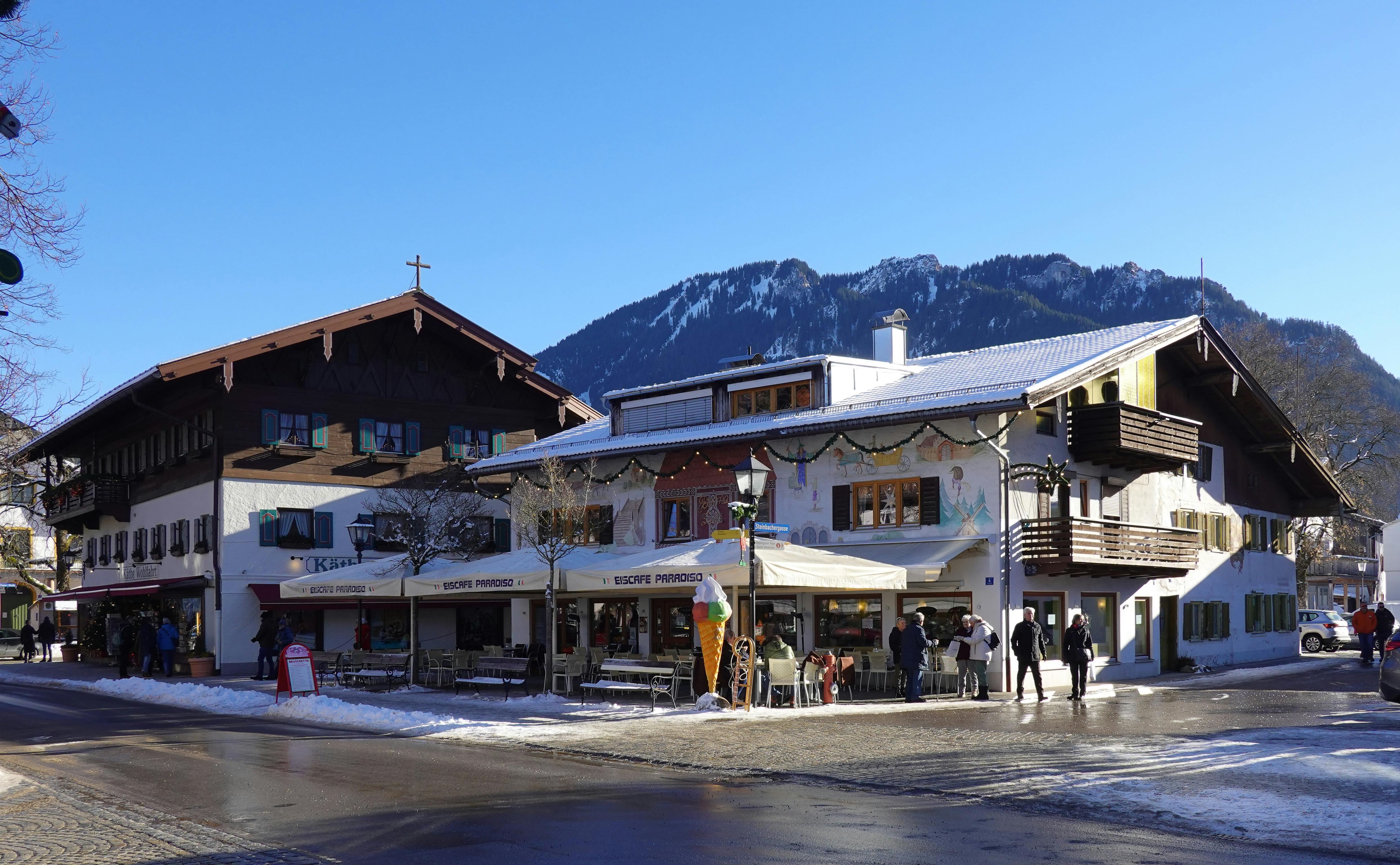 Charming Alpine Village with Bavarian Architecture · Free Stock Photo