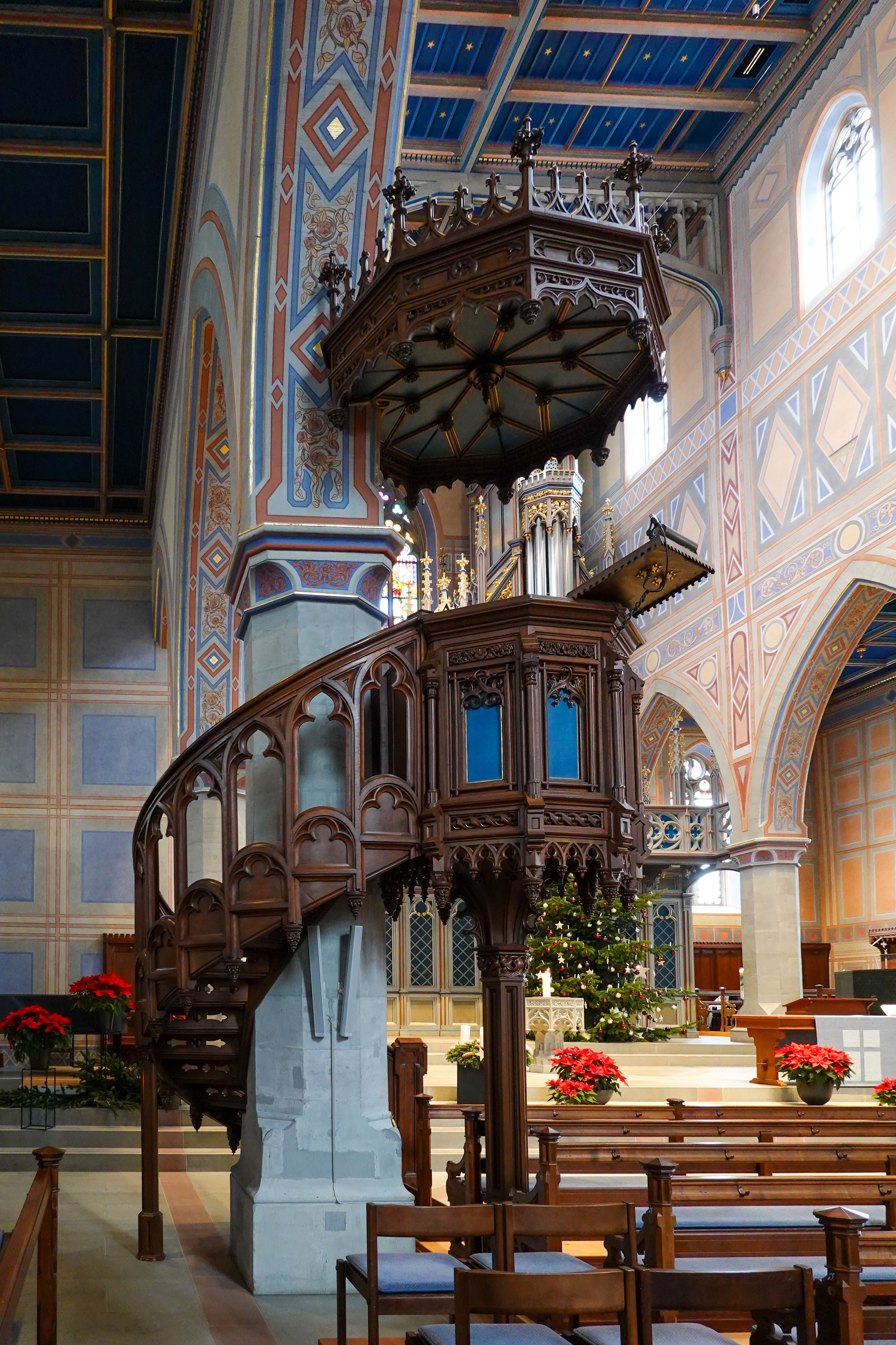 Púlpito De Madeira Ornamentado No Interior De Uma Igreja Suíça · Foto ...