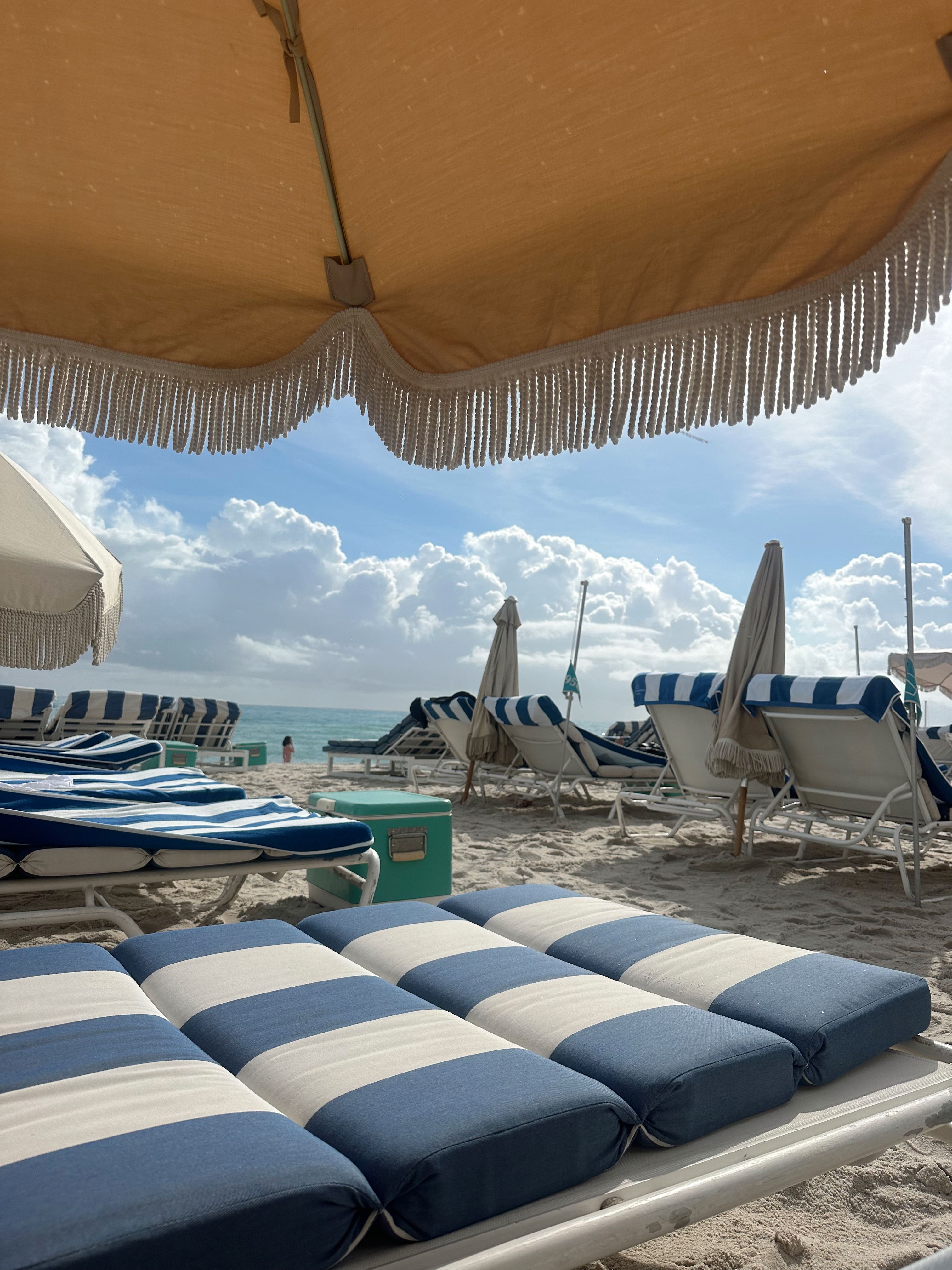 Día De Relax En La Playa Con Tumbonas De Rayas · Foto de stock gratuita
