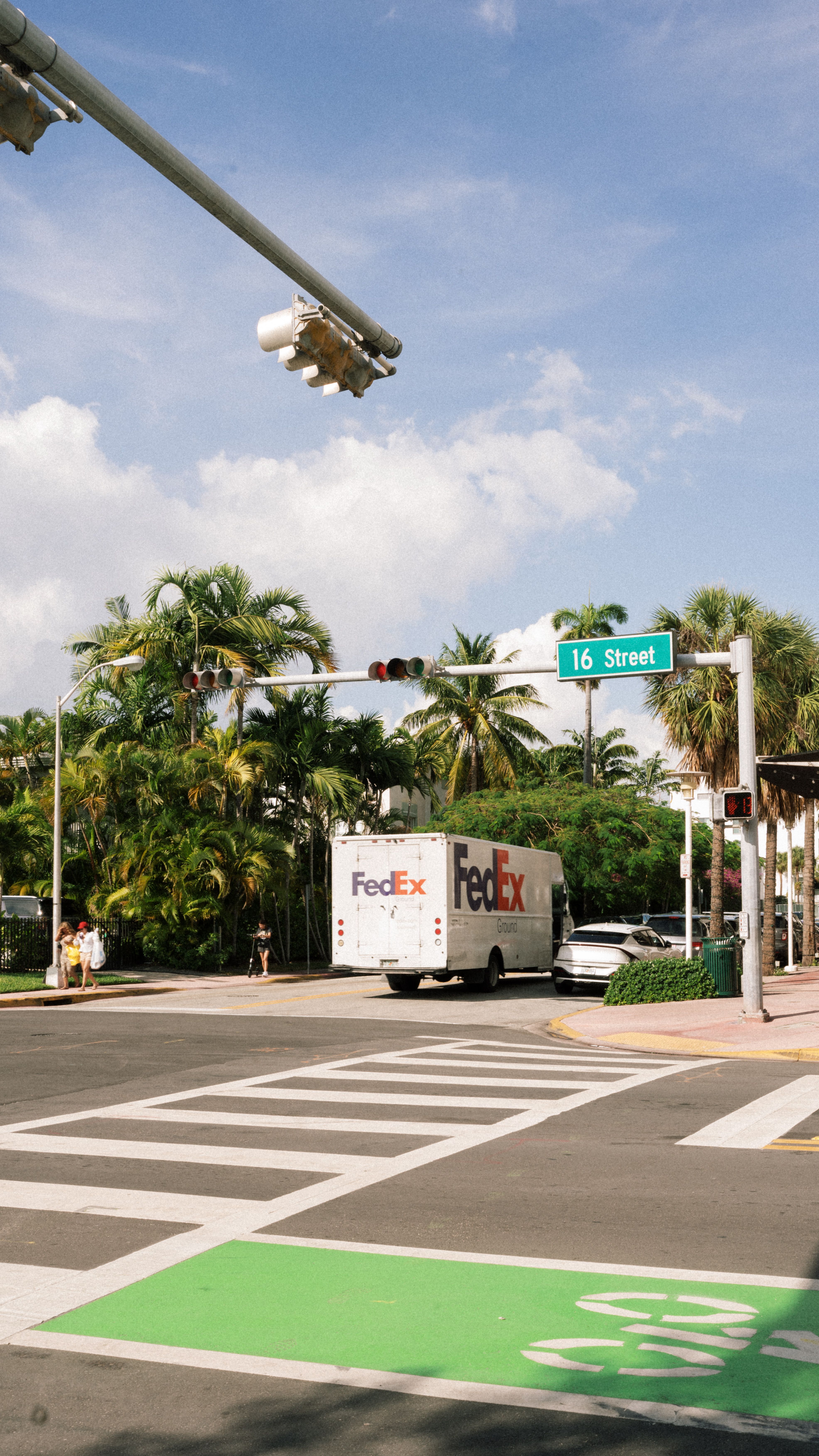 Camion Fed Ex à L'intersection De Palm Lined Street · Photo gratuite