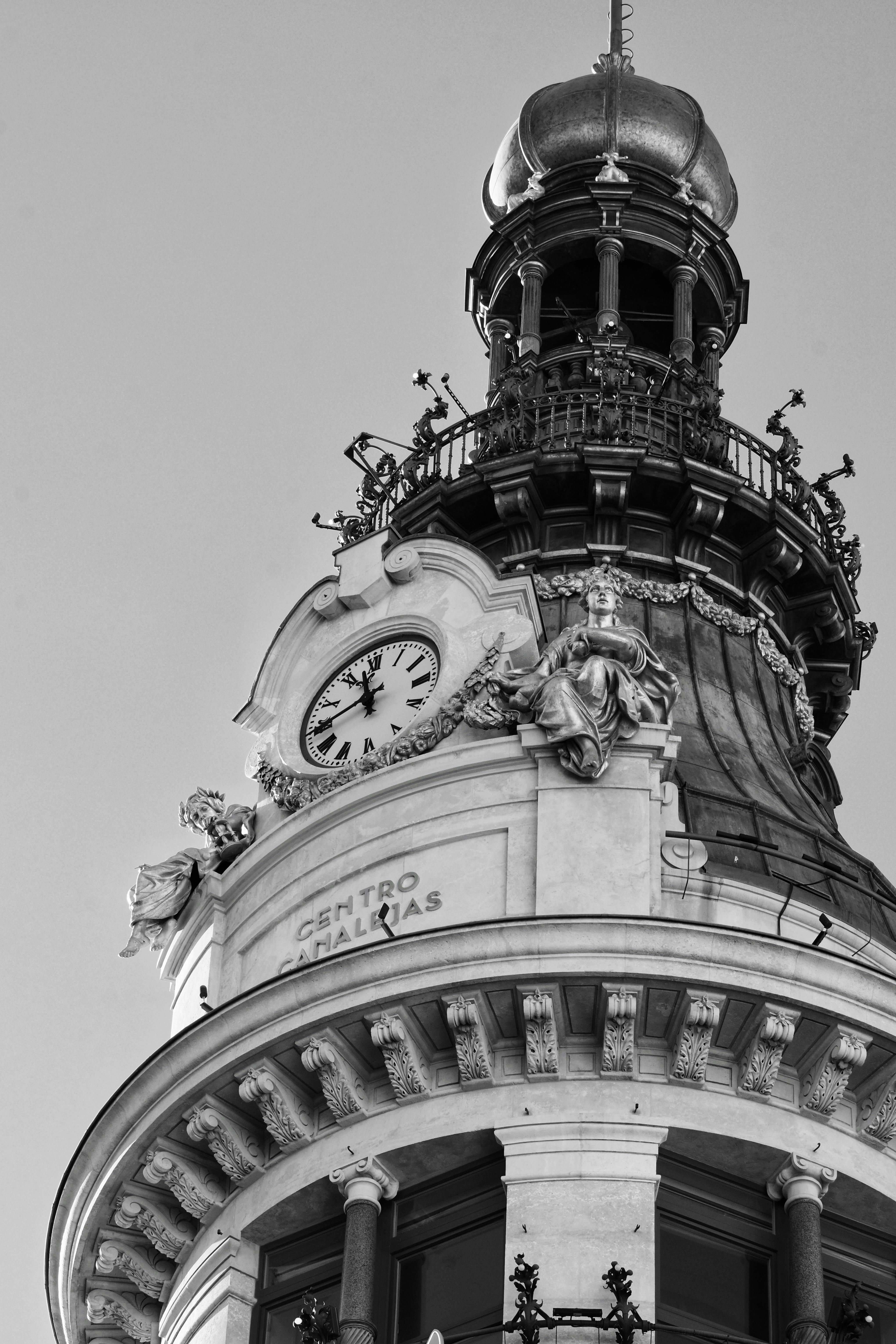 Torre Del Reloj Del Emblemático Edificio Metropolis · Foto de stock ...