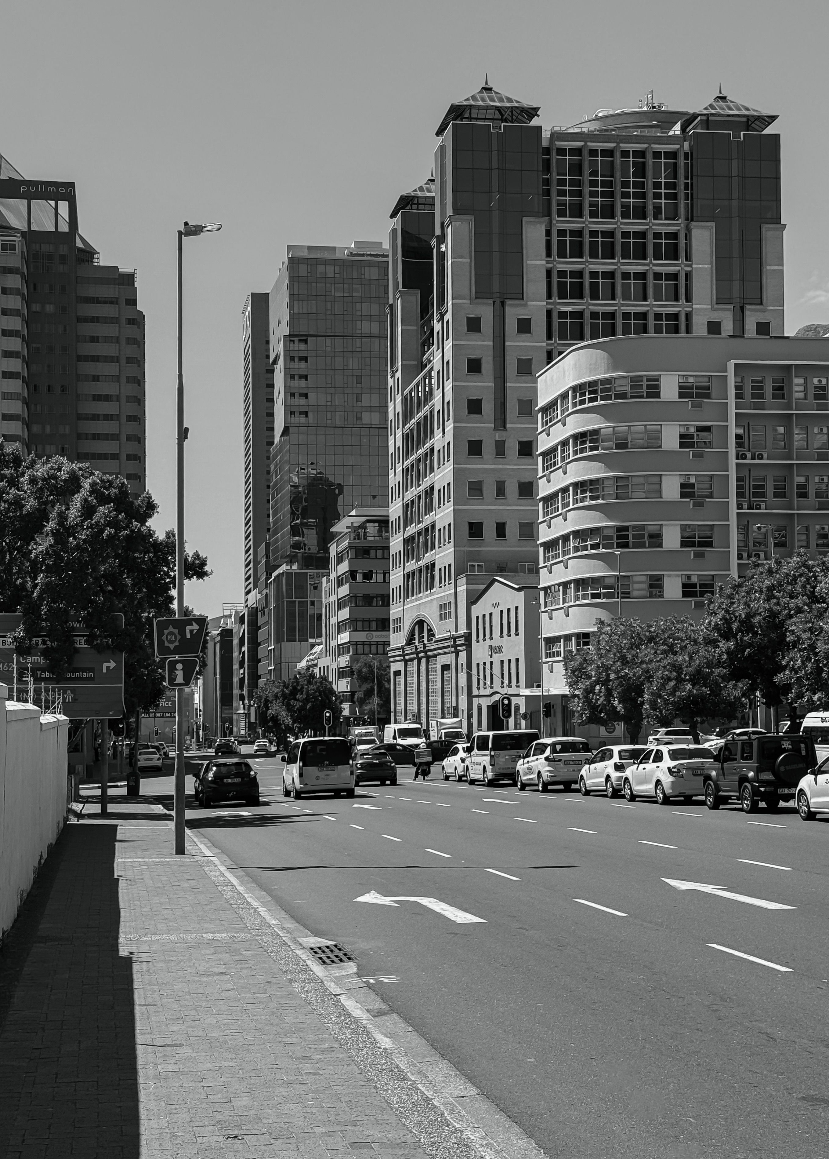 Urban Street View with Modern Architecture · Free Stock Photo