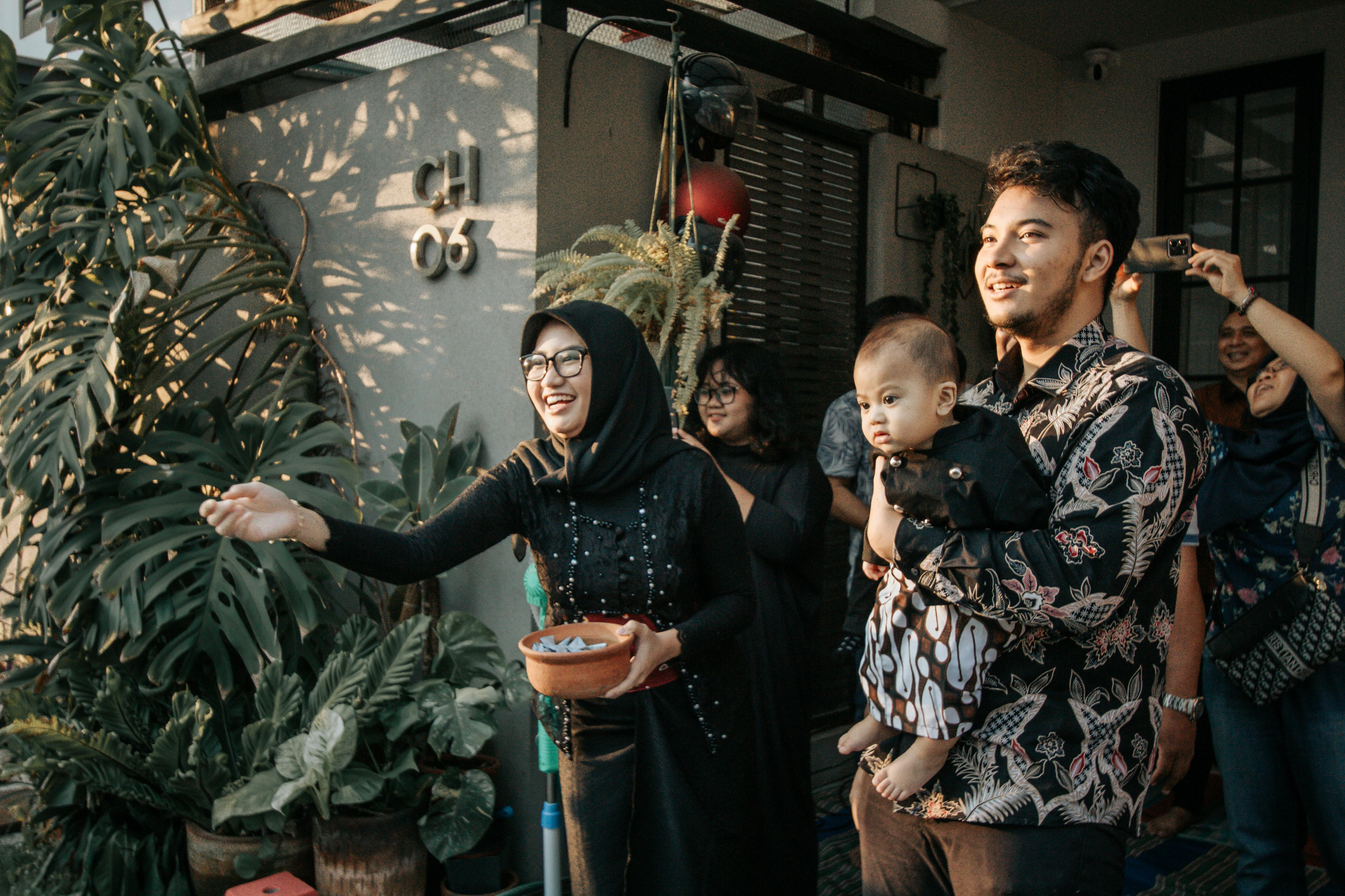 Family Celebration in Surabaya Courtyard · Free Stock Photo