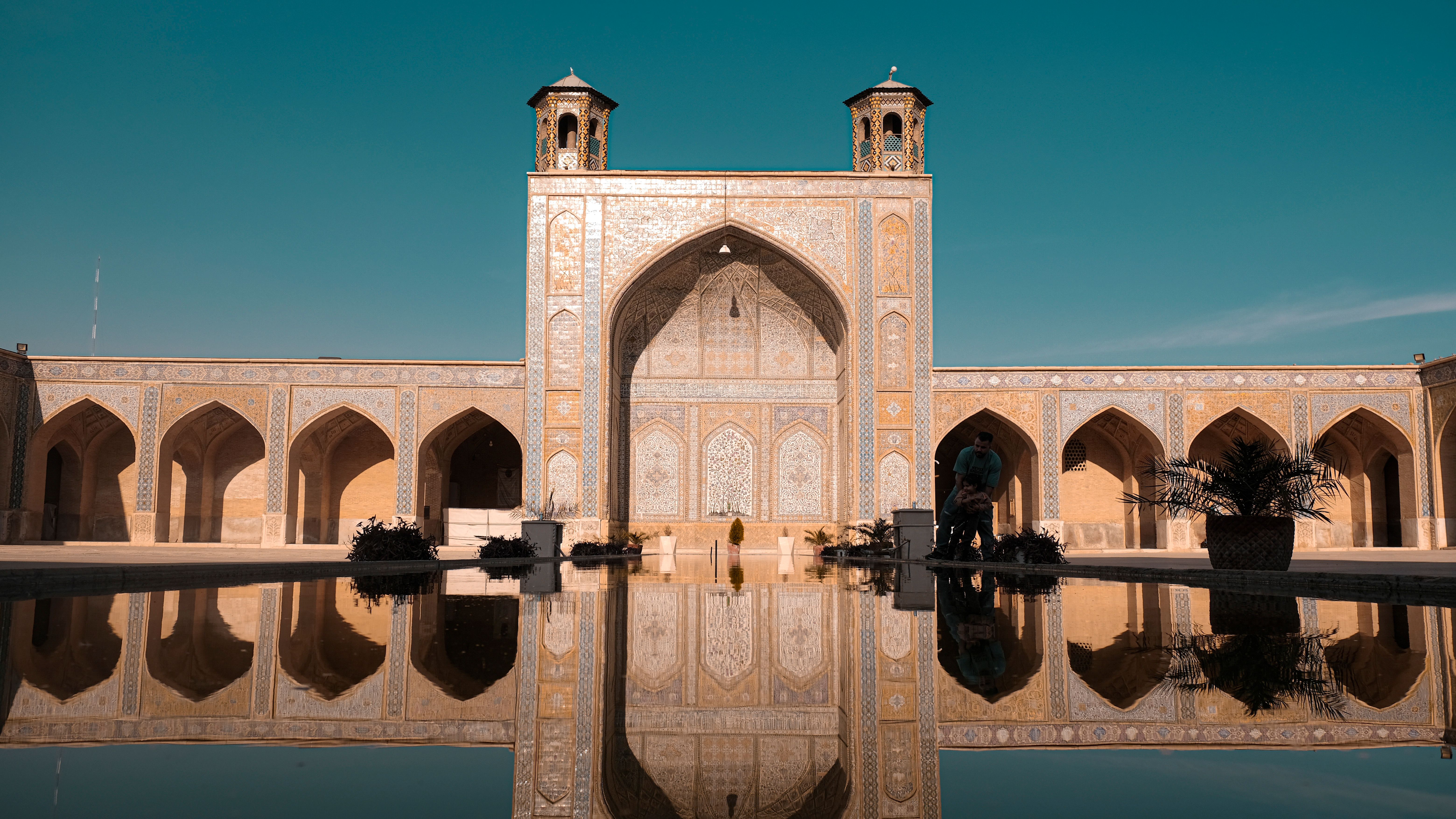 Reflective View of Vakil Mosque in Shiraz, Iran · Free Stock Photo