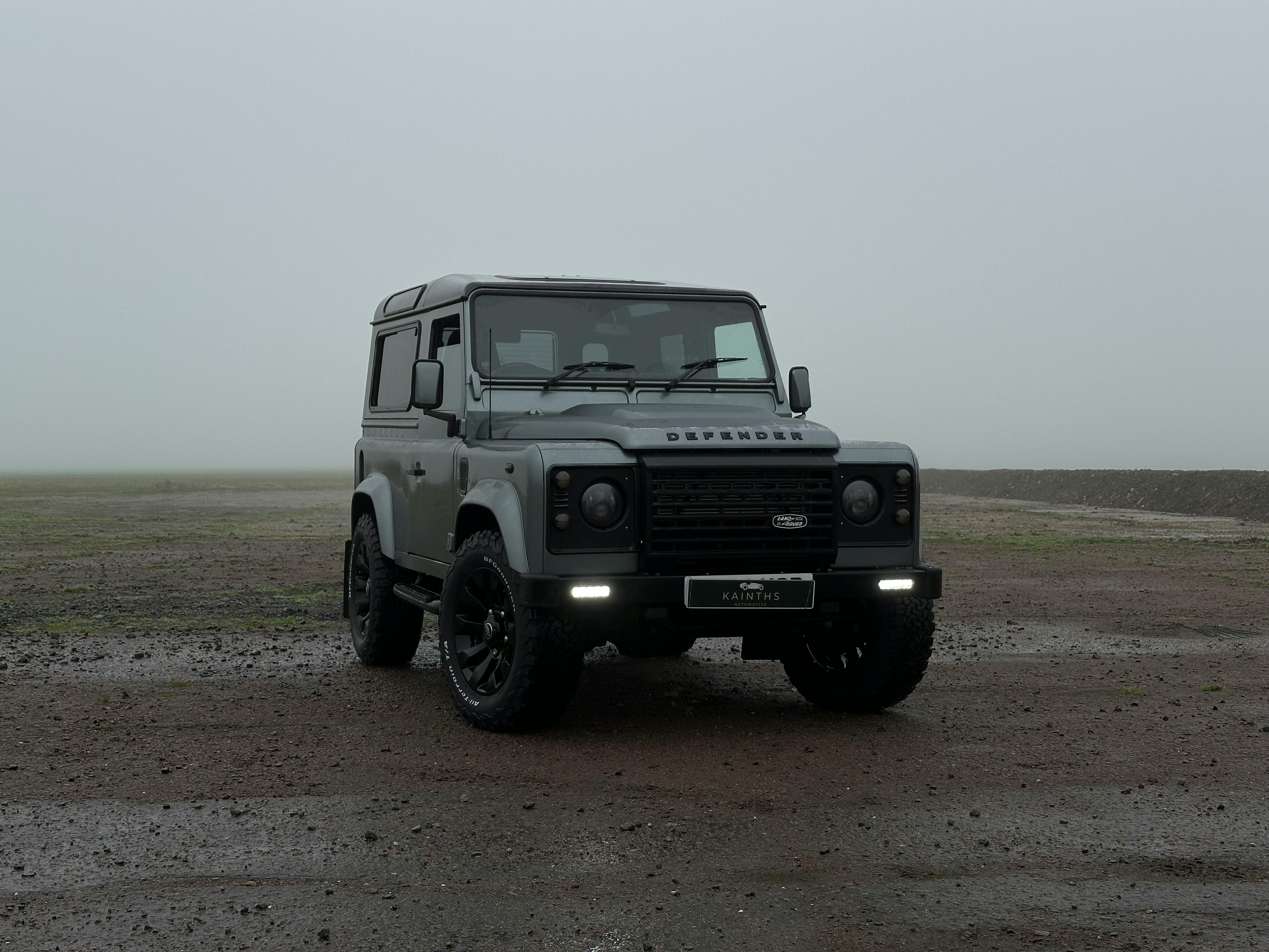 Land Rover Defender on a Rainy Day in London · Free Stock Photo