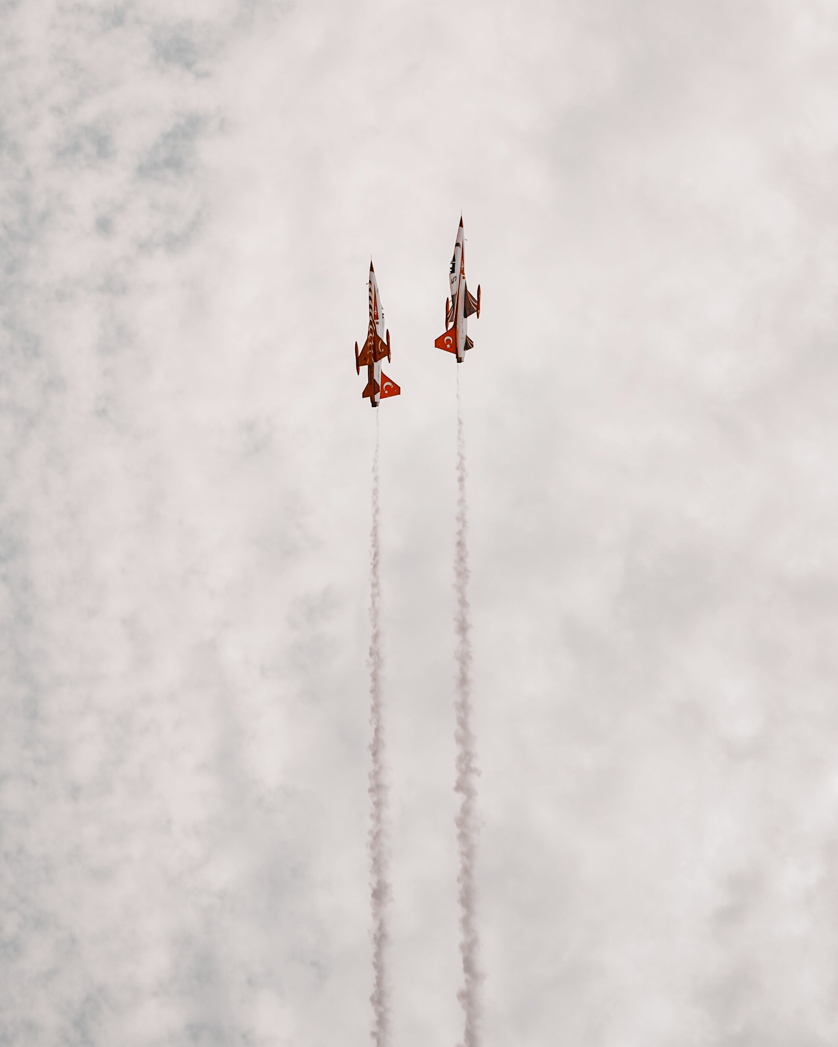 Aerial acrobatics of two planes soaring · Free Stock Photo