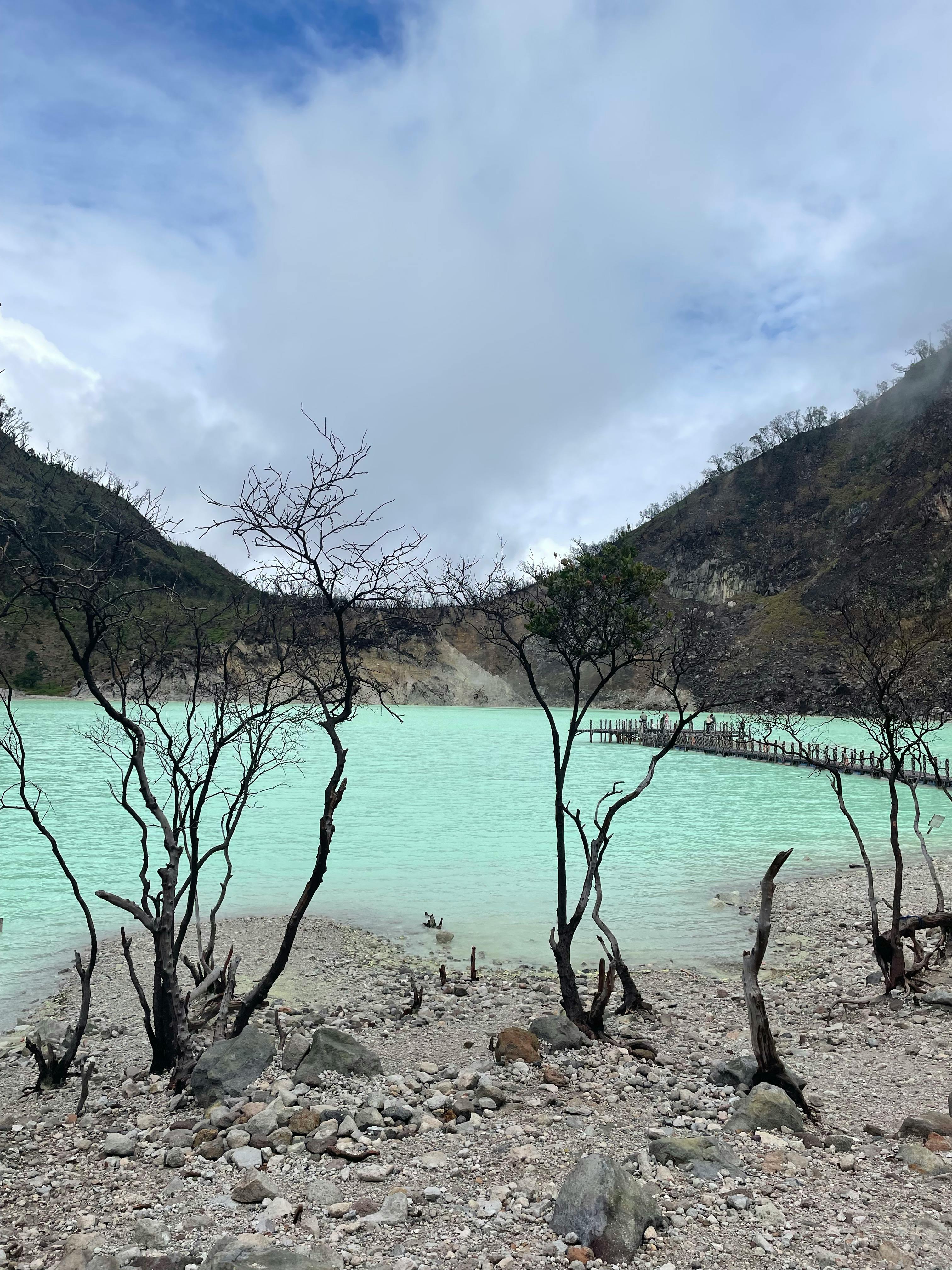 Pemandangan Danau Kawah Kawah Putih Yang Menawan · Foto Stok Gratis