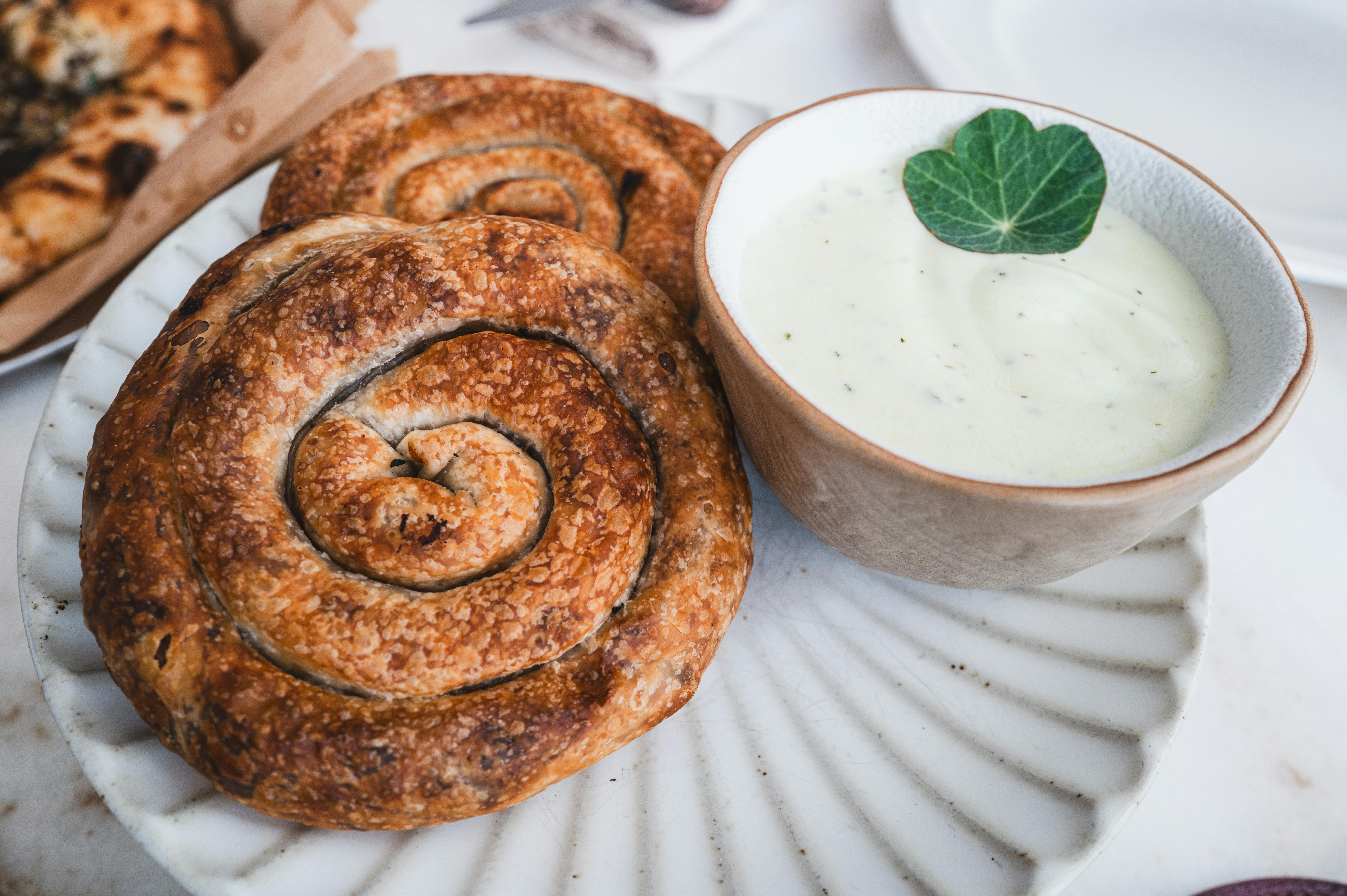 Pão árabe Tradicional Com Molho De Iogurte Em Dubai · Foto profissional ...