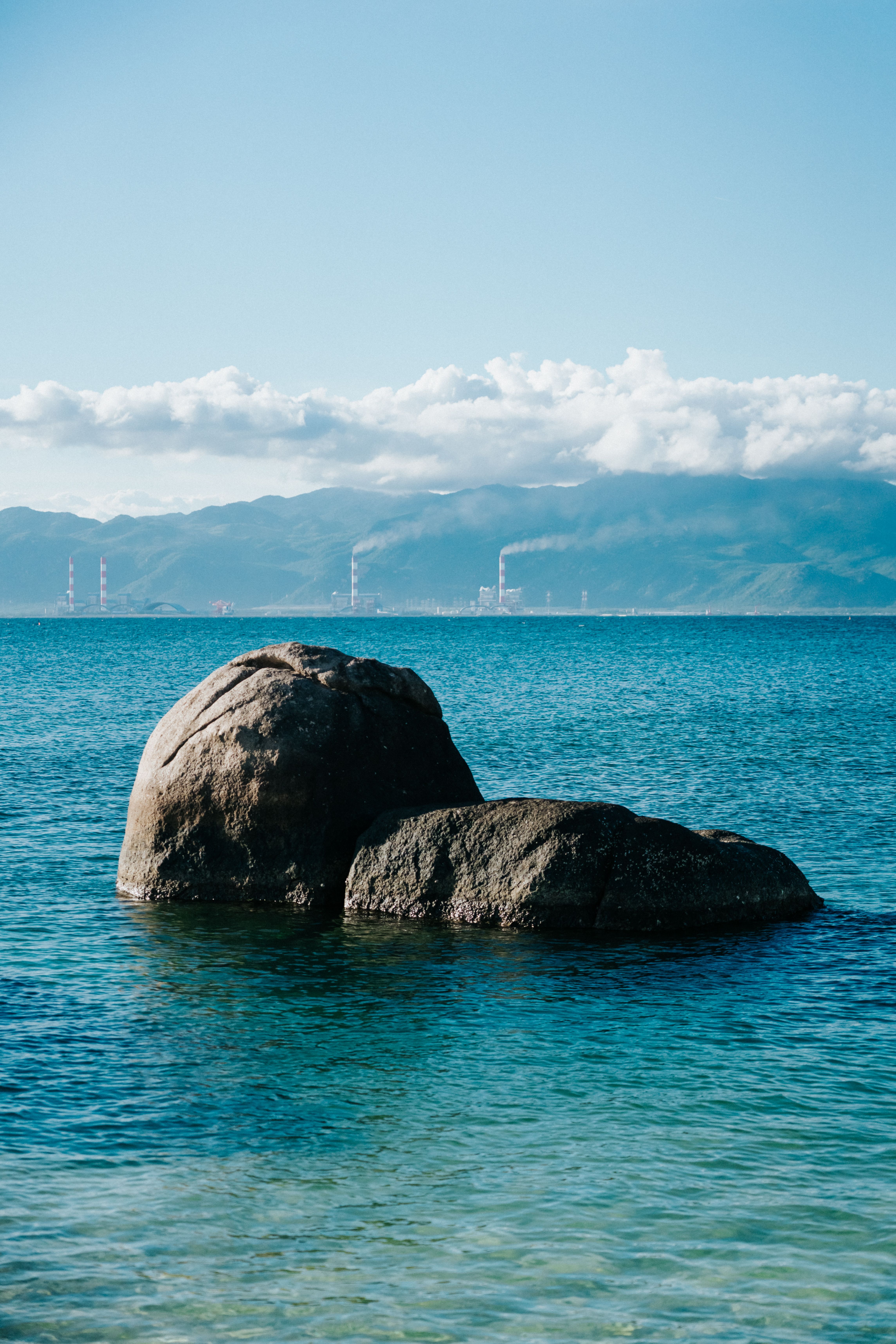 Rocas Costeras Tranquilas Con Fondo De Montaña · Foto de stock gratuita