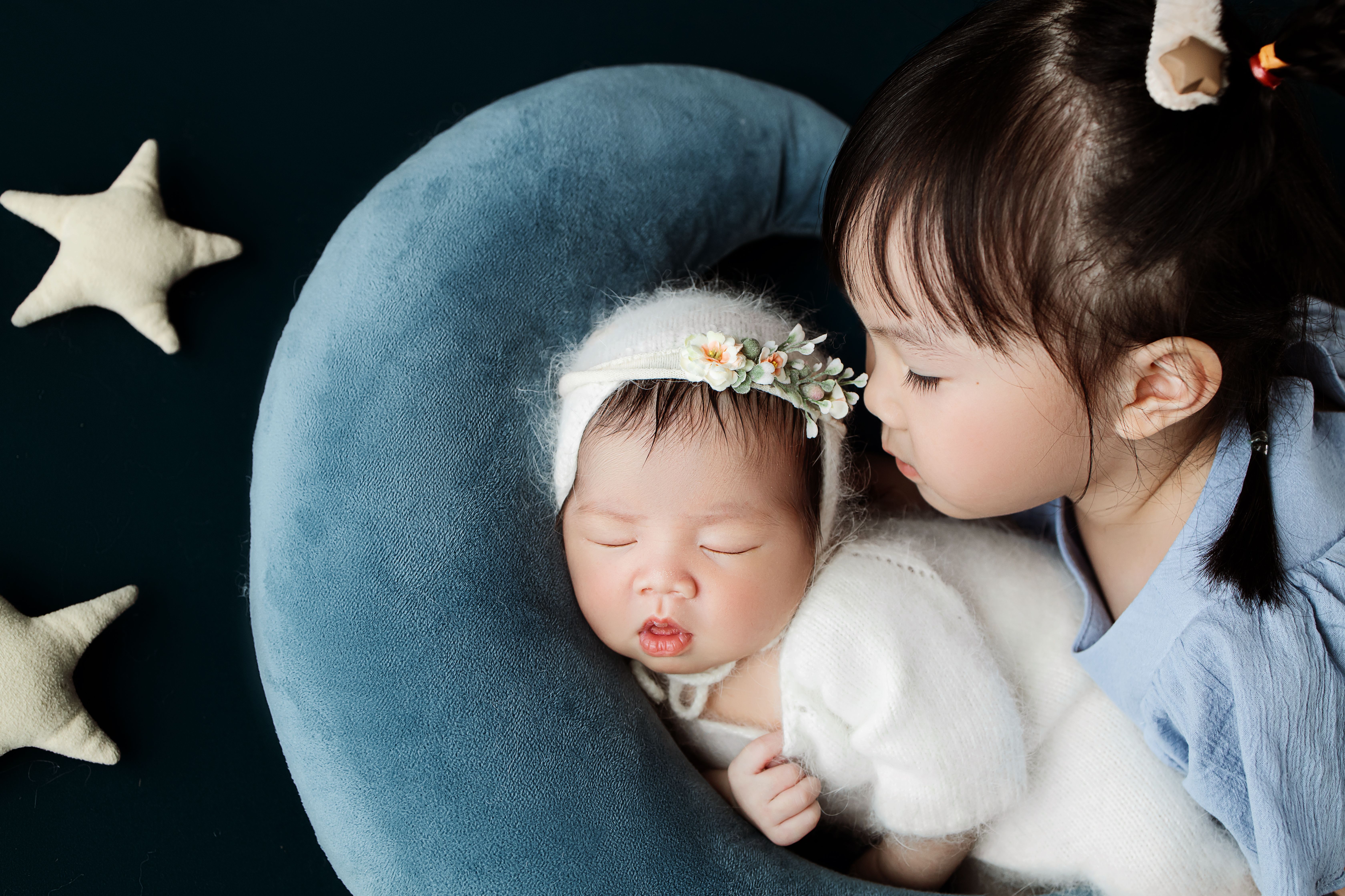Fotografía De Adorables Hermanos Durmiendo Plácidamente · Foto De Stock