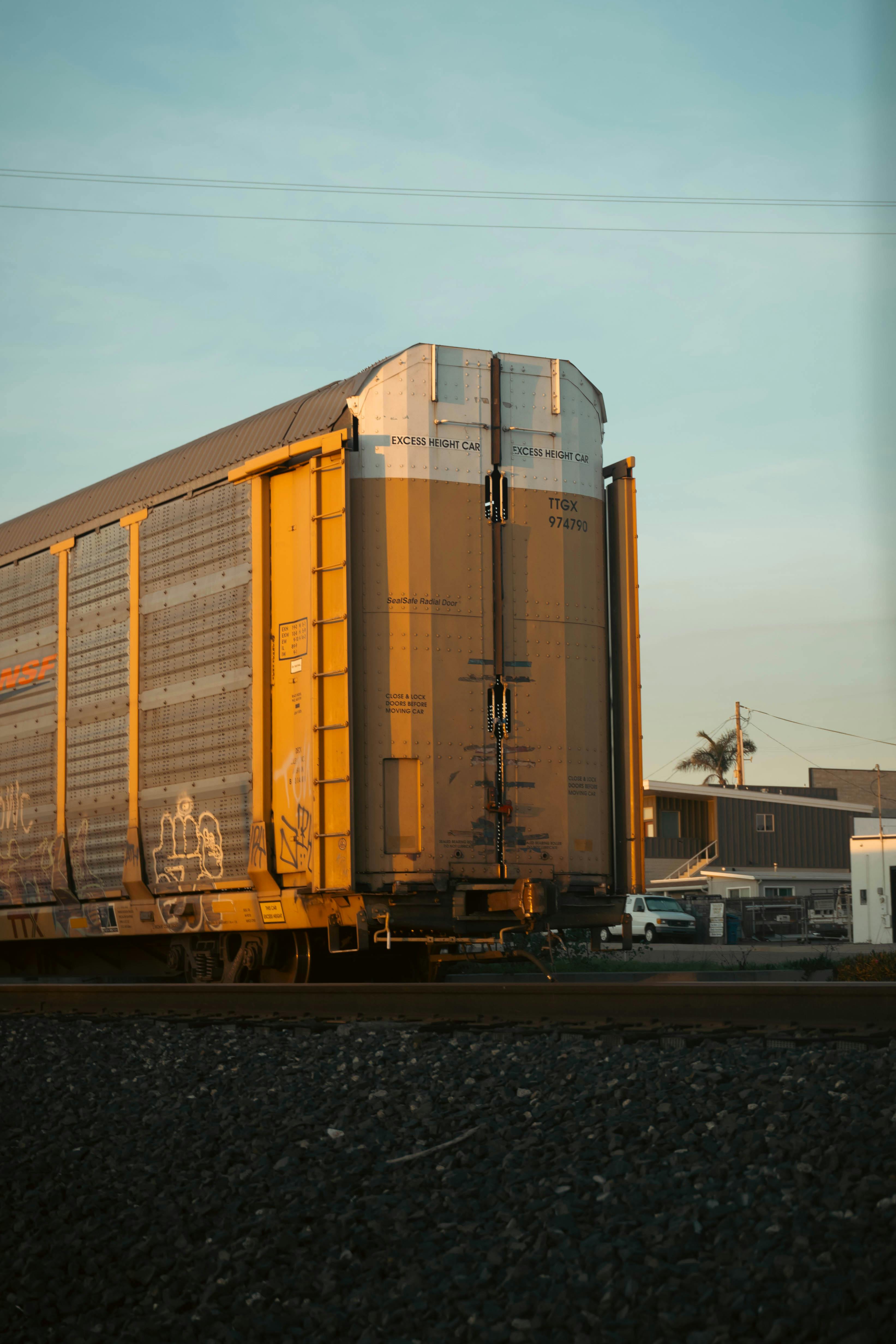 Gerbong Kereta Barang Saat Matahari Terbenam Di Rel Industri · Foto ...