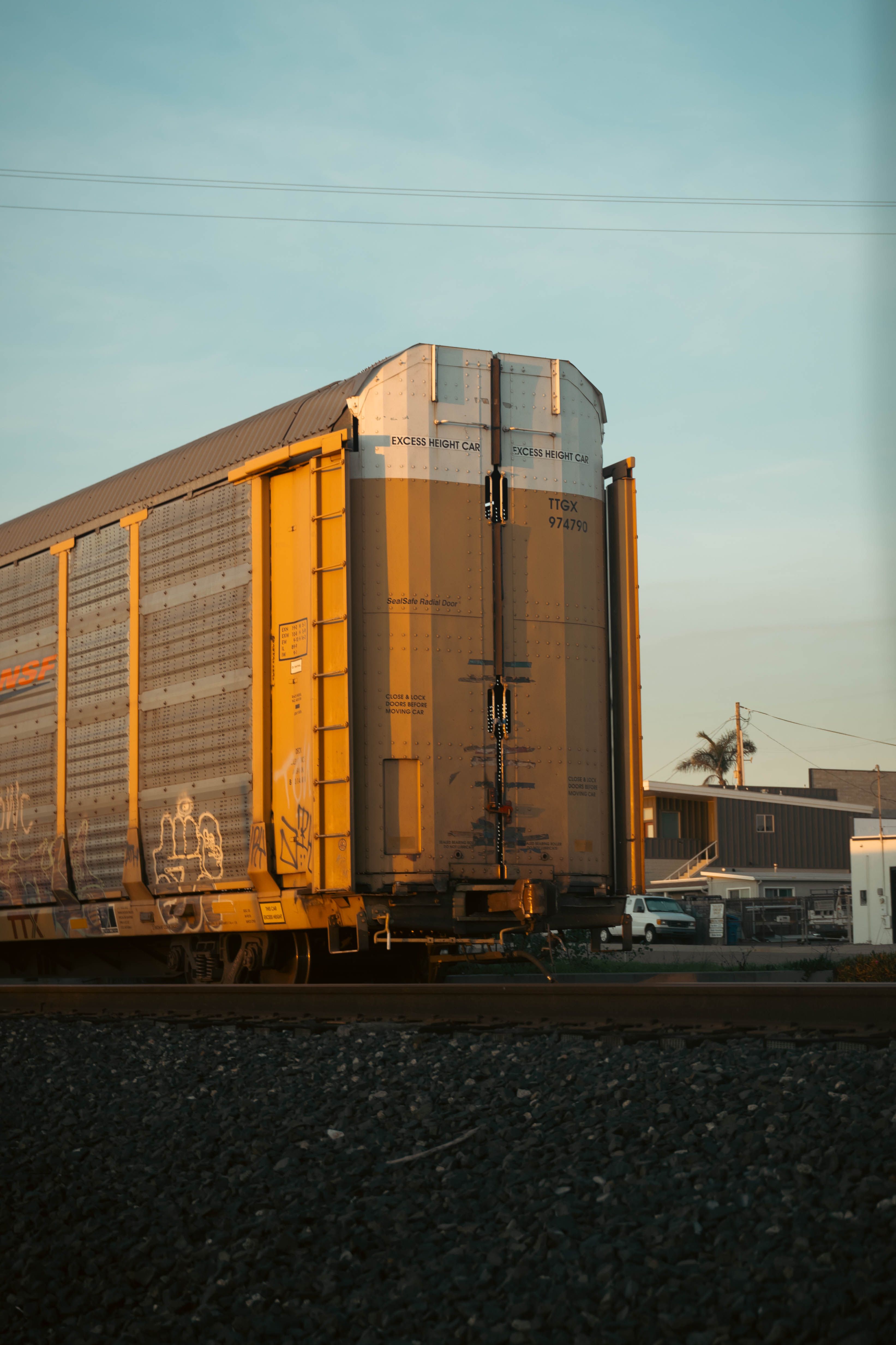 Vagón De Tren De Mercancías Al Atardecer En Vía Industrial · Foto de ...