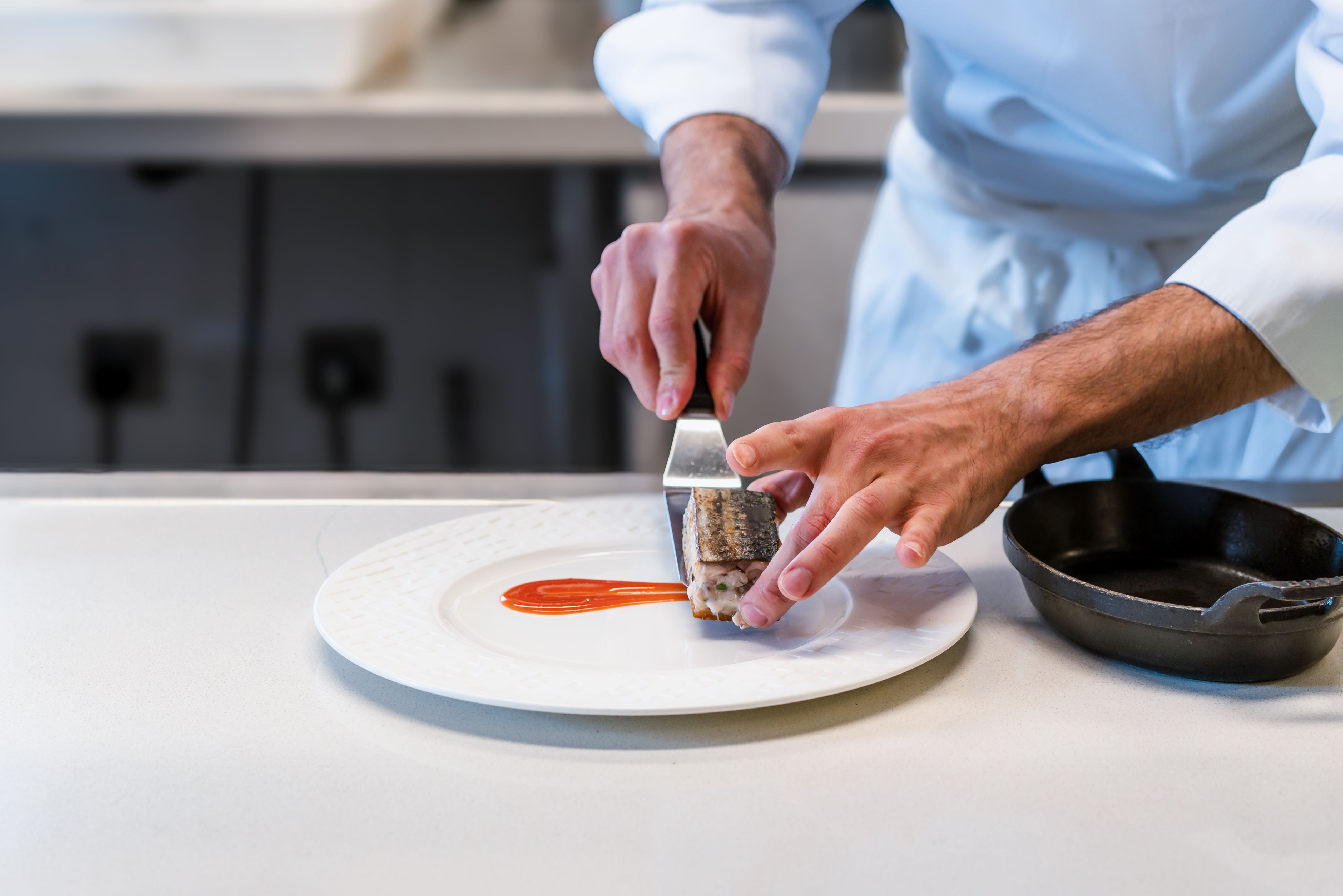 Chef Che Prepara Un Piatto Gourmet In Una Cucina Professionale ...