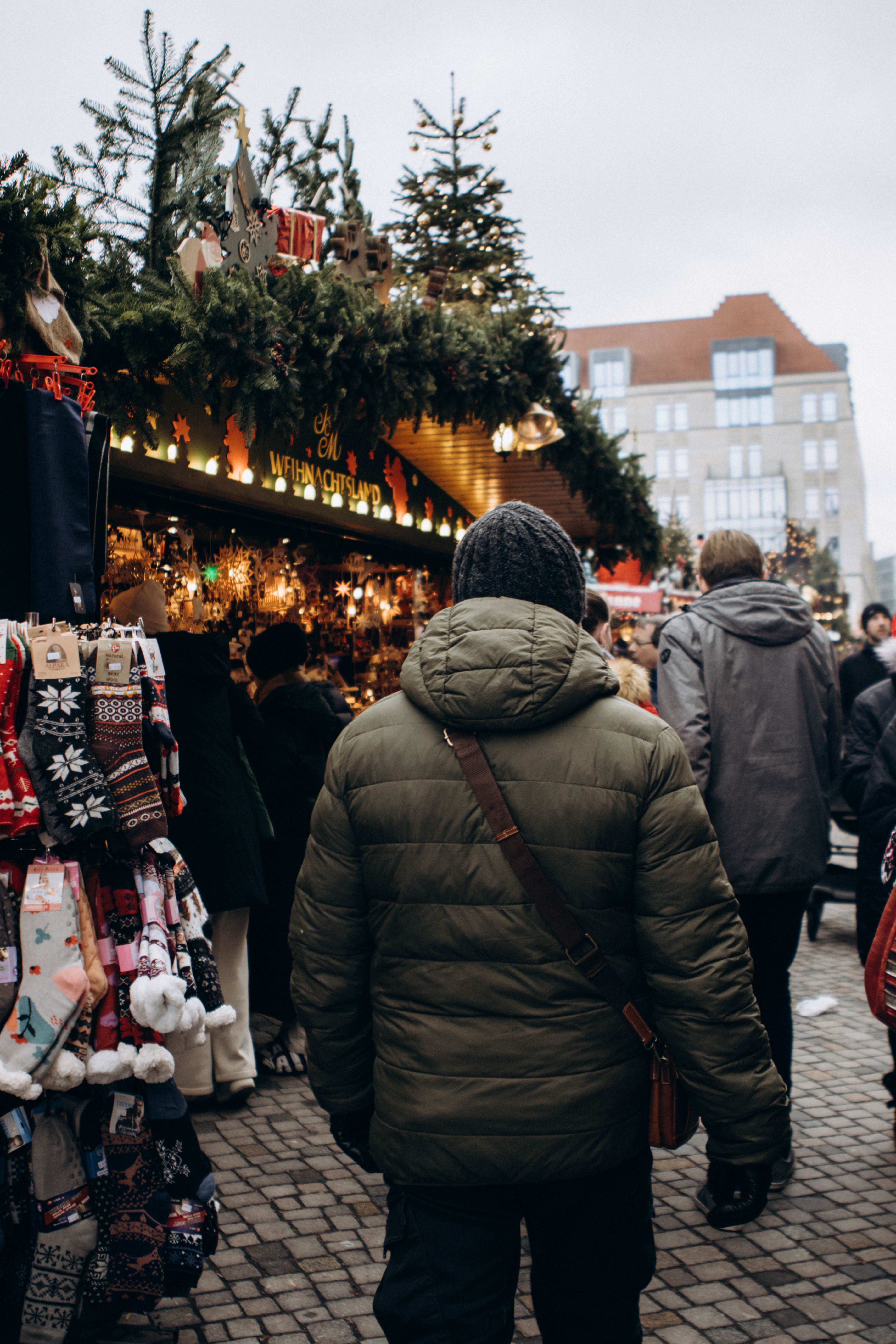 Festive Outdoor Christmas Market with Shoppers · Free Stock Photo