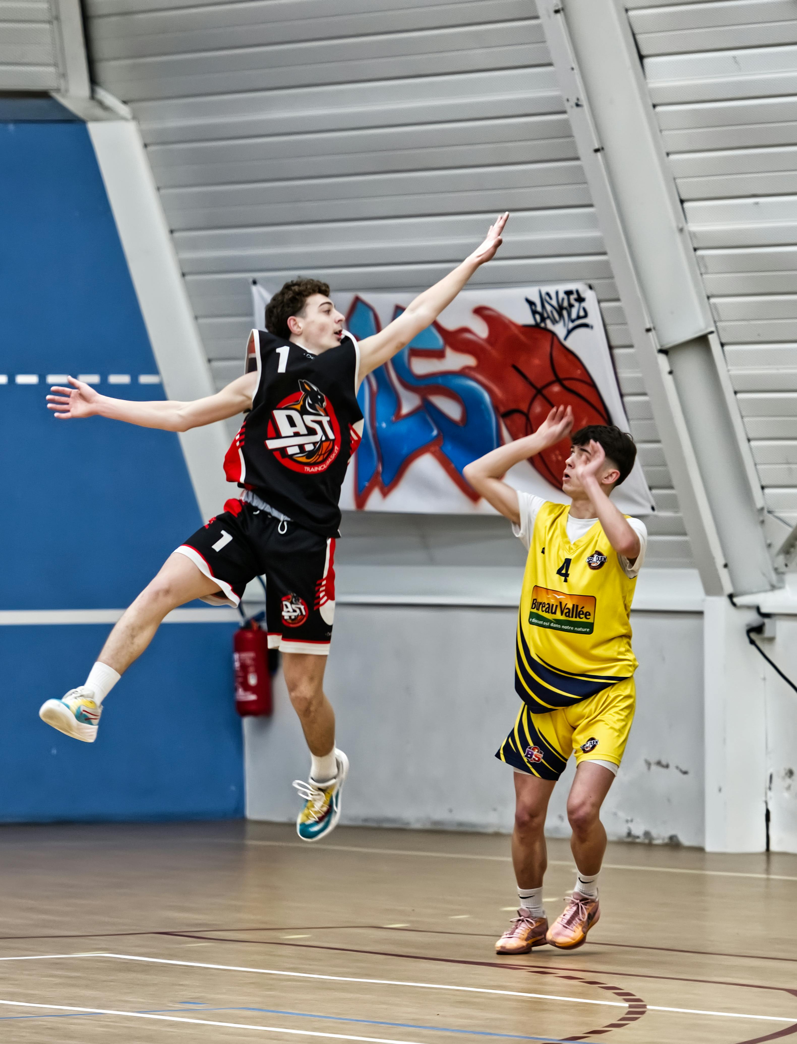 Faceless sportsman throwing ball in basket · Free Stock Photo