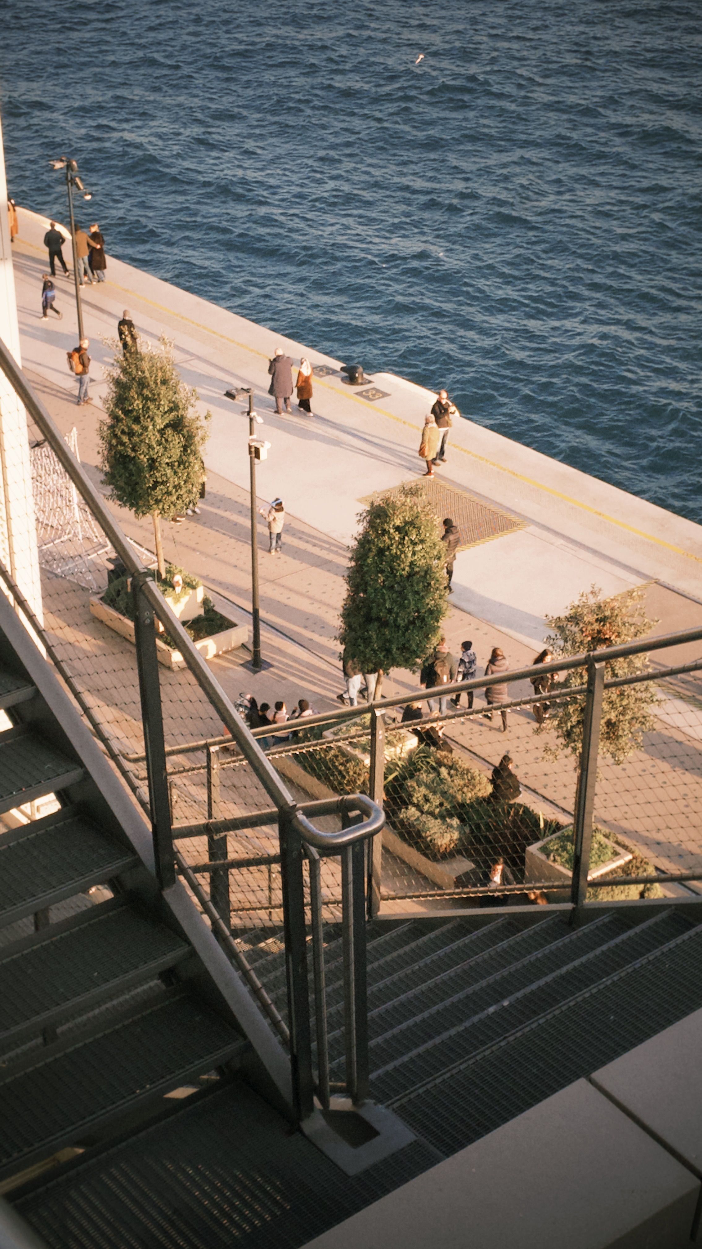 Paseo Marítimo Urbano Con Vistas Panorámicas · Foto de stock gratuita