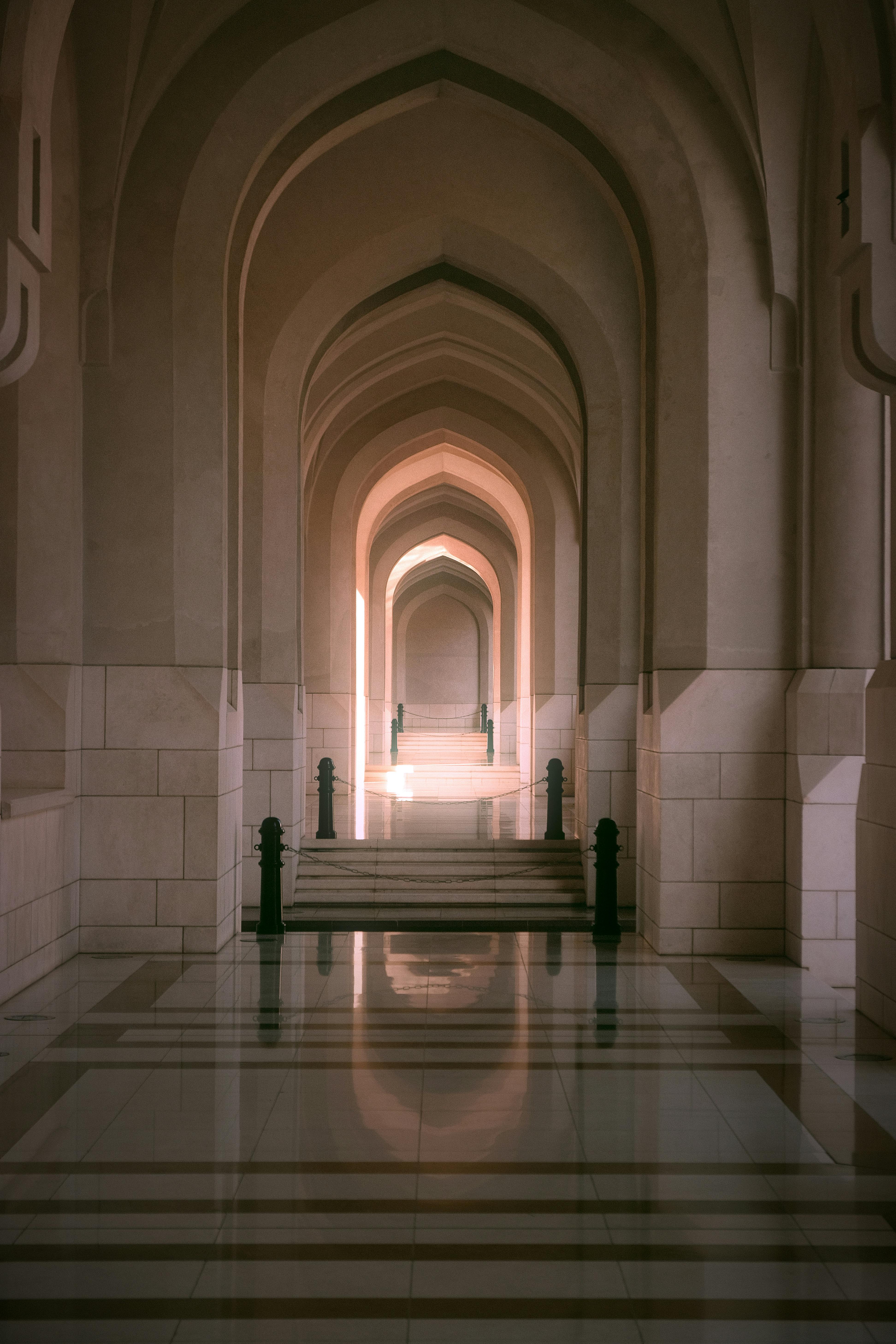 Gray Concrete Building · Free Stock Photo