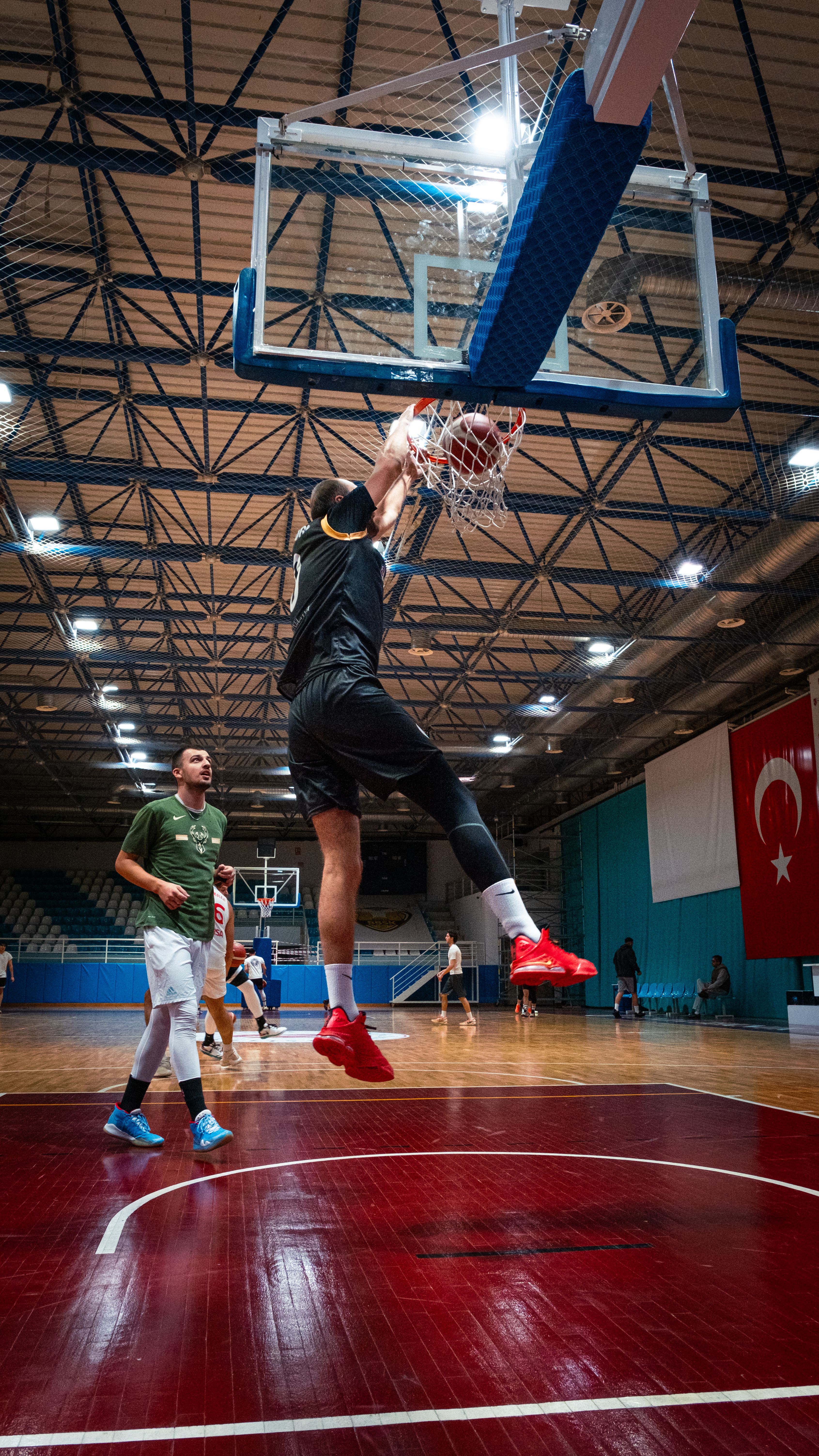 Volcada Dinámica De Baloncesto En Una Cancha Cubierta Turca · Foto de ...