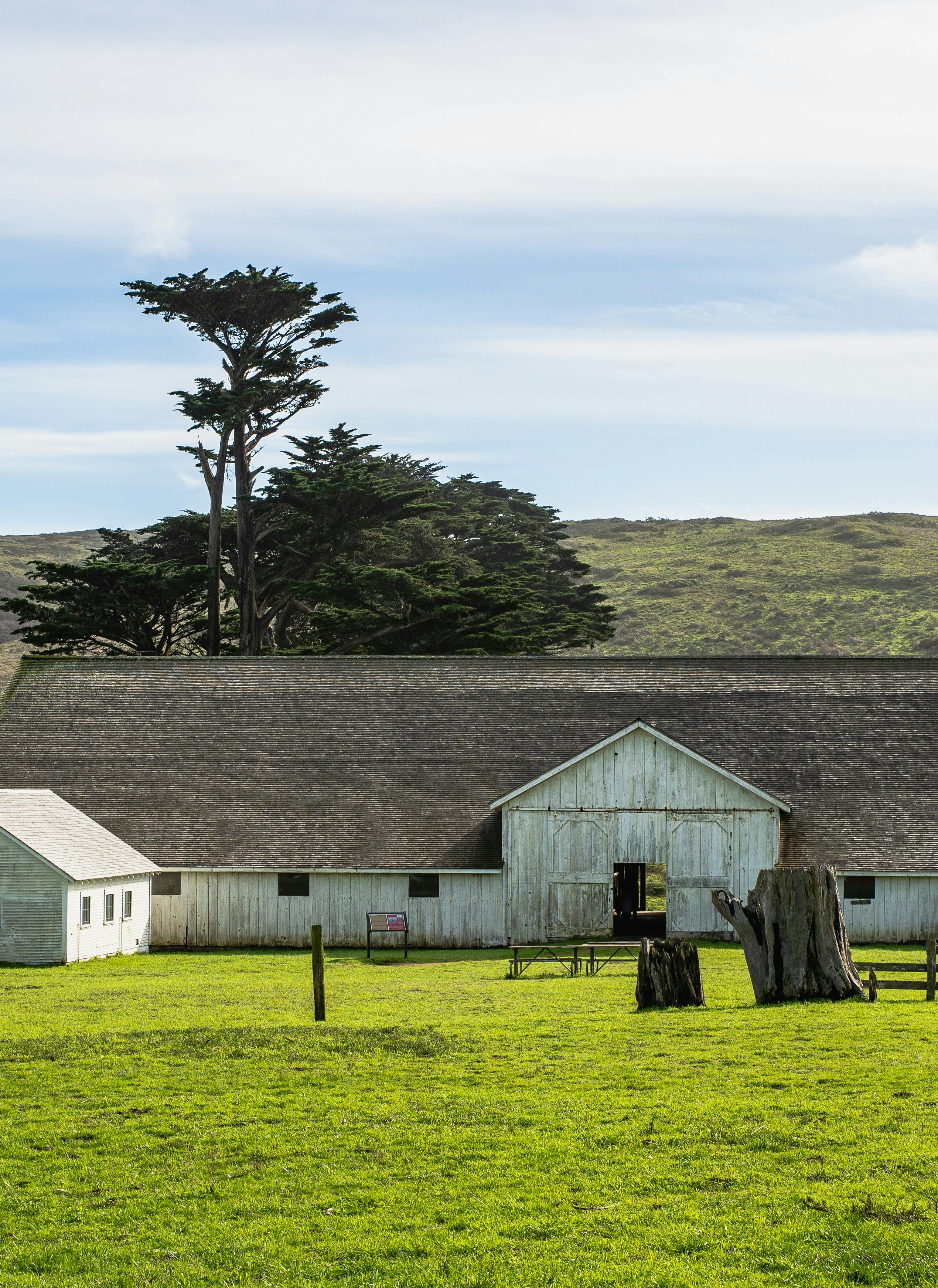 Idyllic Rustic Farm Barn in Lush Green Landscape · Free Stock Photo