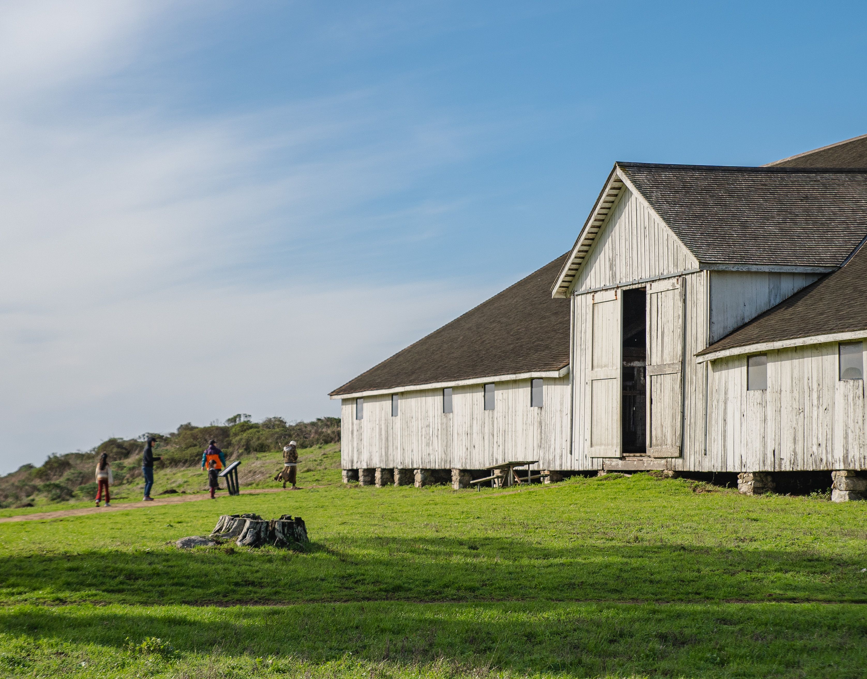 Rustic Barn in Scenic Countryside Setting · Free Stock Photo