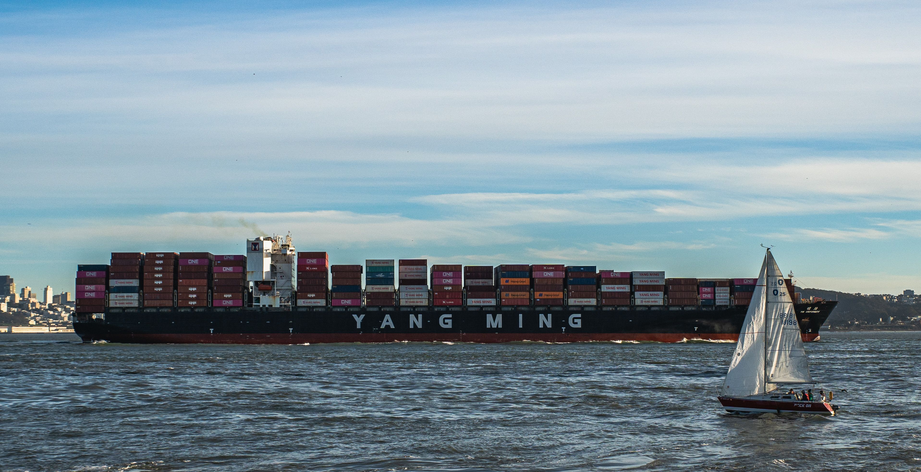 Buque De Carga De Gran Tamaño Y Velero En Alta Mar · Foto de stock gratuita