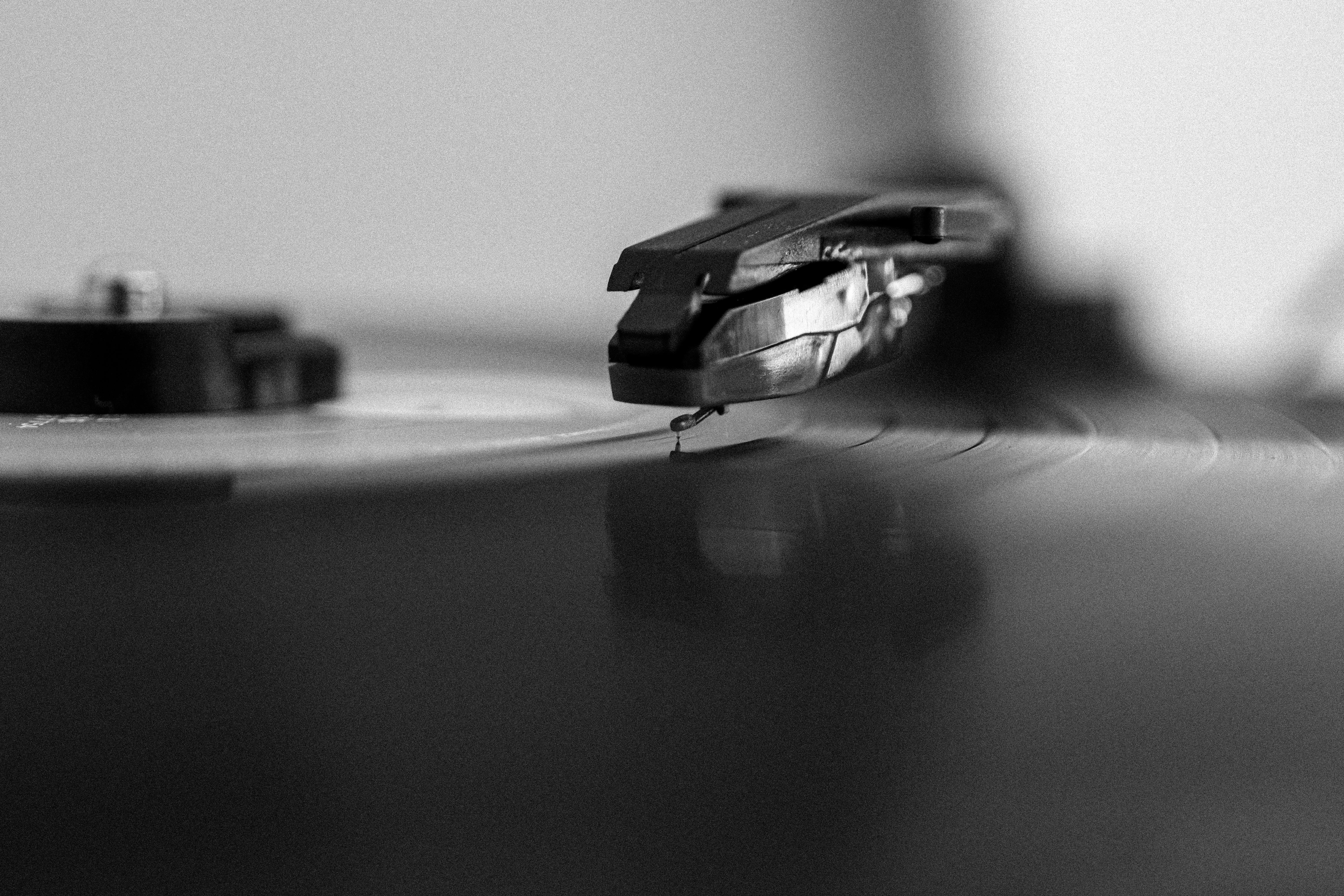 Close-up Black and White Record Player Needle · Free Stock Photo